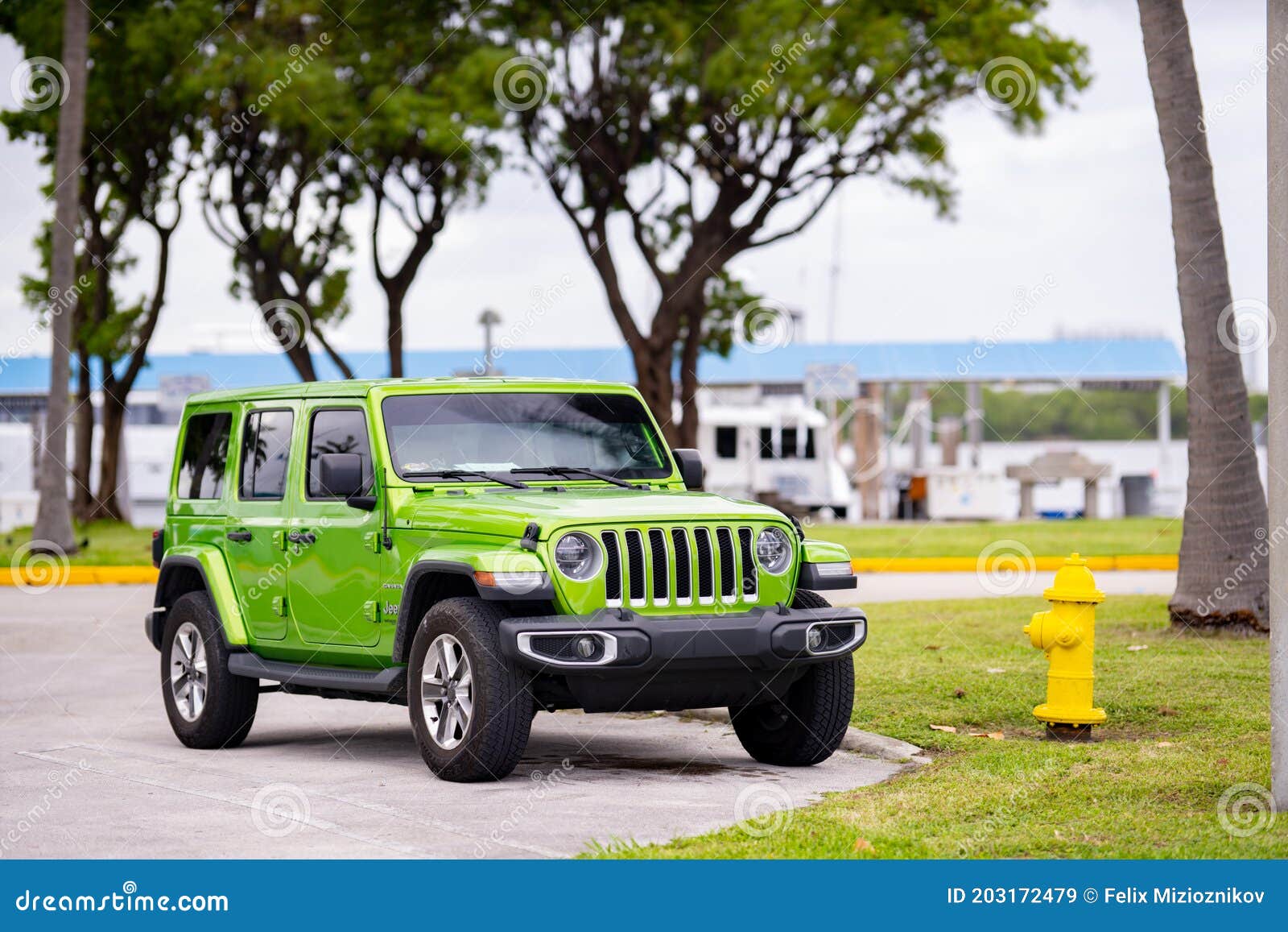 Photo of a 2020 2021 Jeep Wrangler Green Front Quarter View Editorial ...