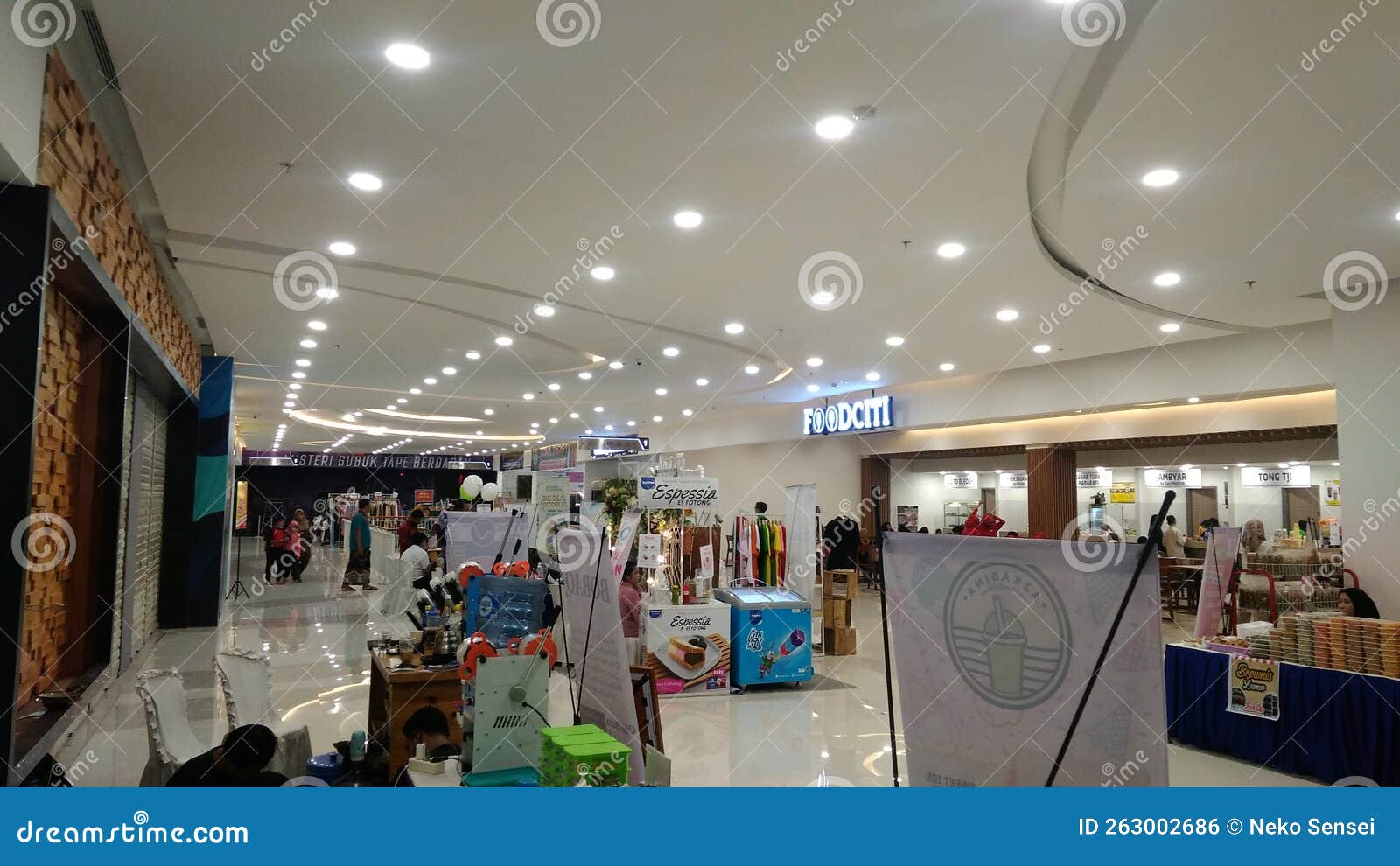 Photo of a Mall in Break Time Editorial Photo - Image of time, mall ...