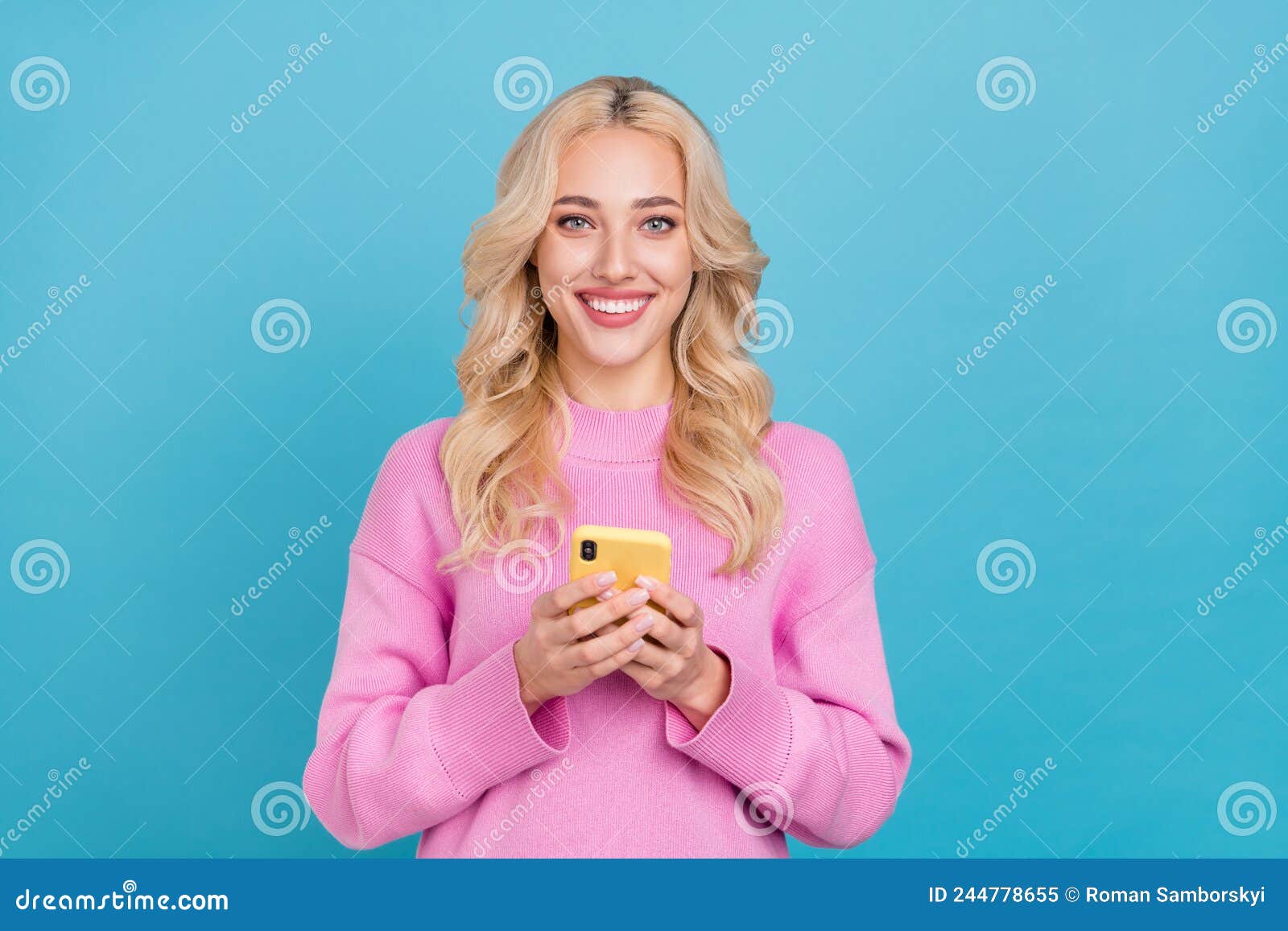 Photo Of Nice Millennial Wavy Blond Lady Hold Telephone Wear Pink