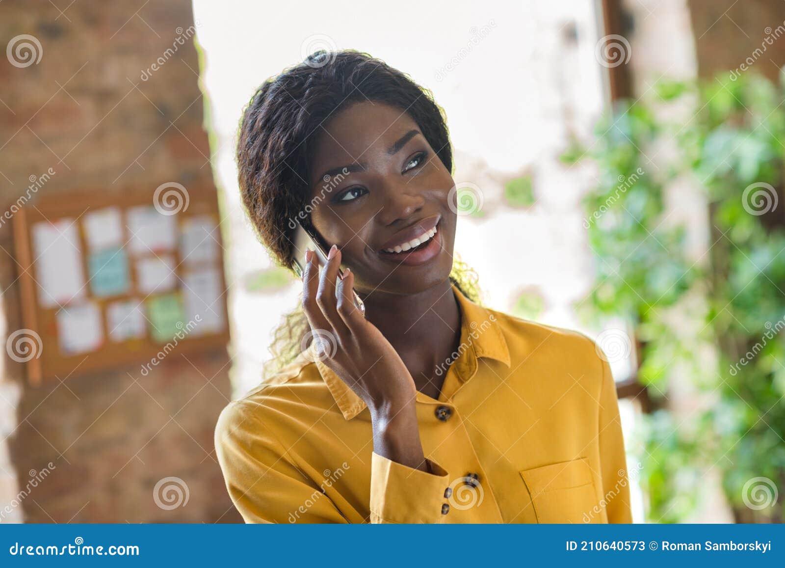 Photo Portrait Of African American Woman Talking On Phone In Modern