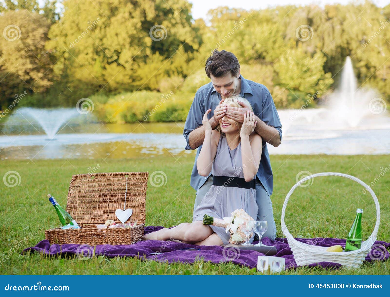 Photo Presenting the Romantic Date Stock Photo - Image of park, nature ...