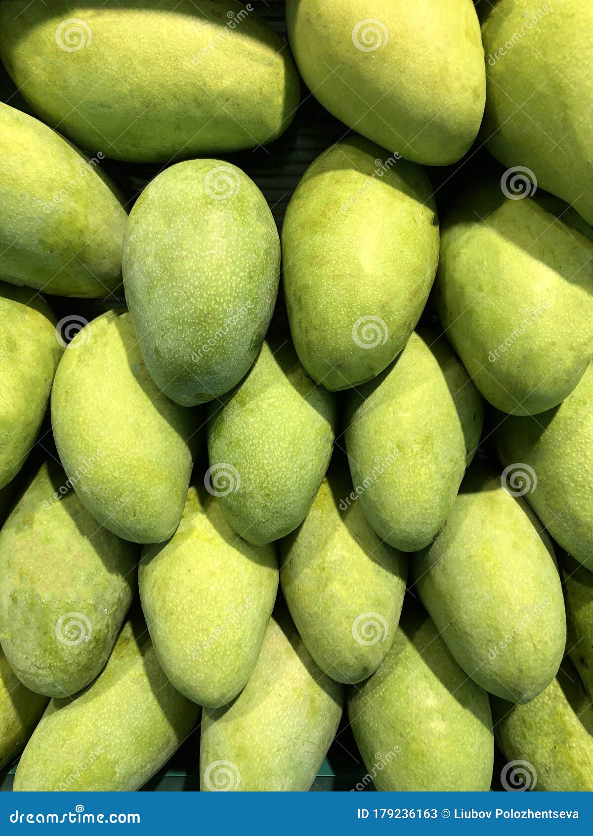 Photo Tropical Mango Fruit on the Counter of the Supermarket Stock ...