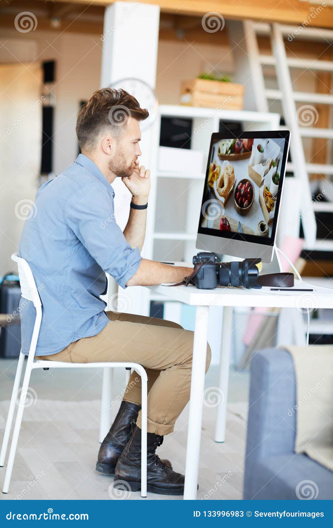 Photographer Using Computer Stock Image - Image of male, desk: 133996983