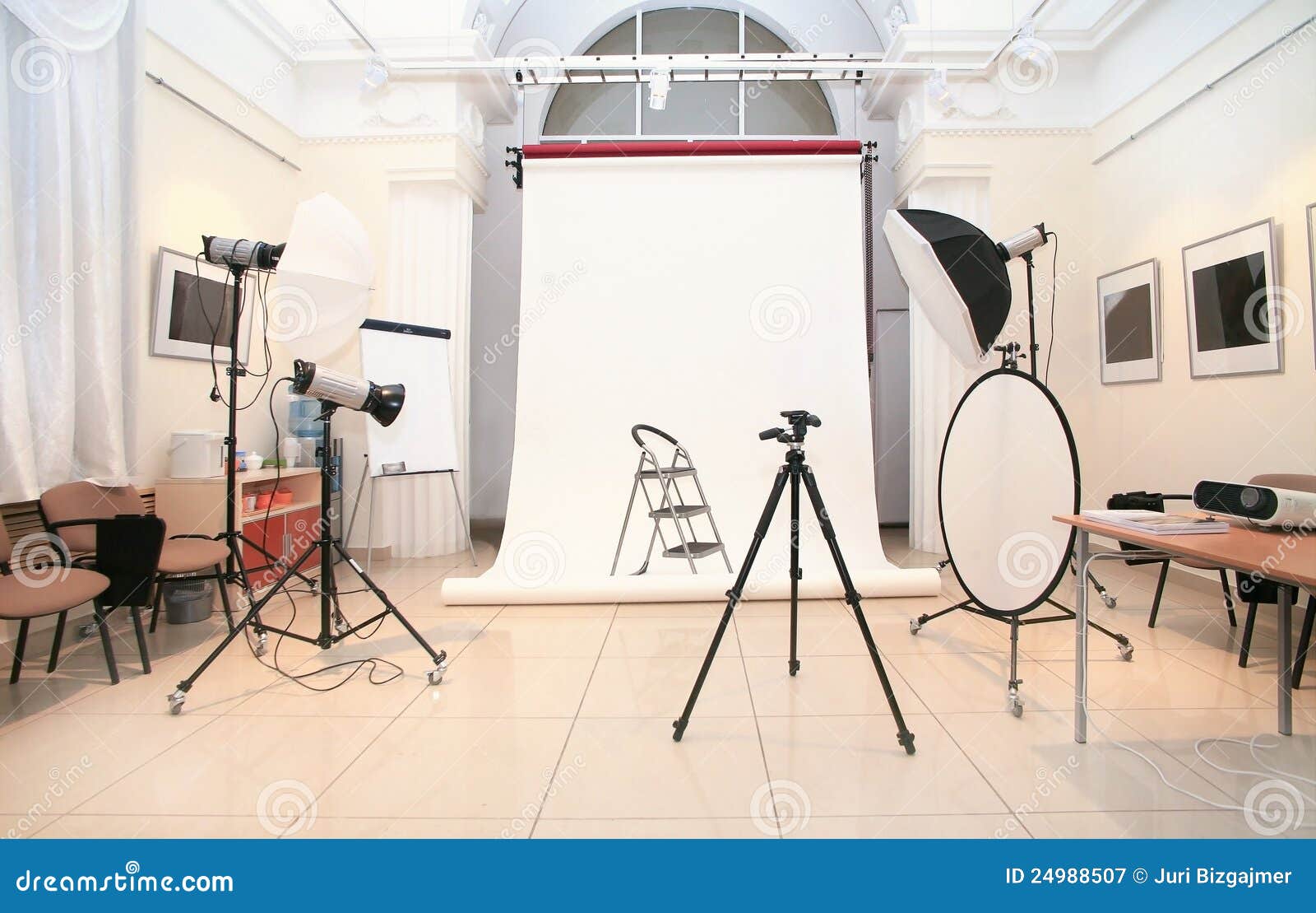 Photographic studio stock image. Image of room, lamp - 24988507