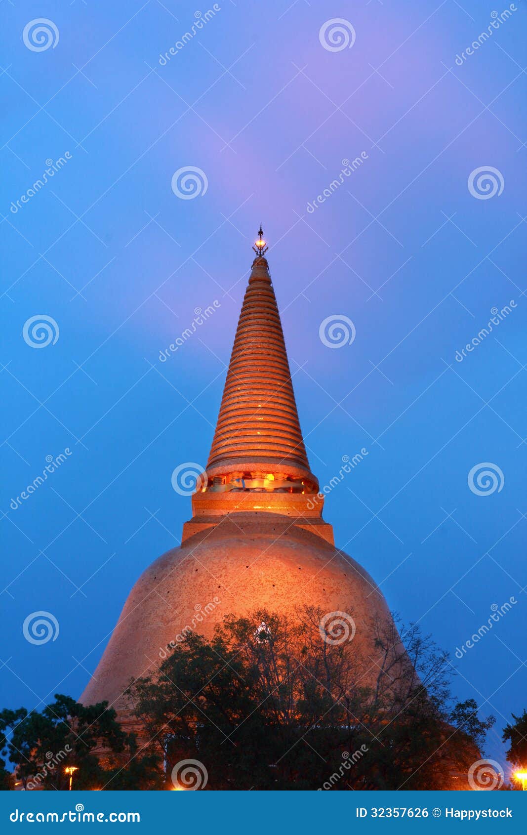 Phra Pathom Chedi stock photo. Image of thai, thailand - 32357626