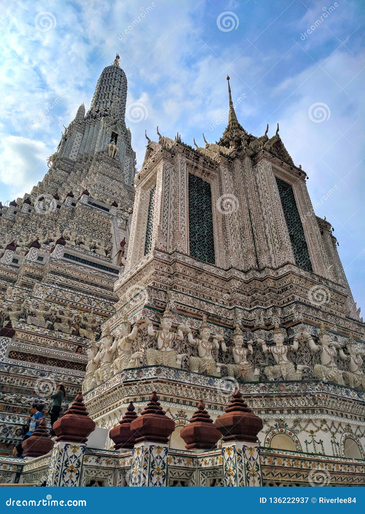 Phra Prang Wat Arun imagen de archivo. Imagen de dorado - 136222937