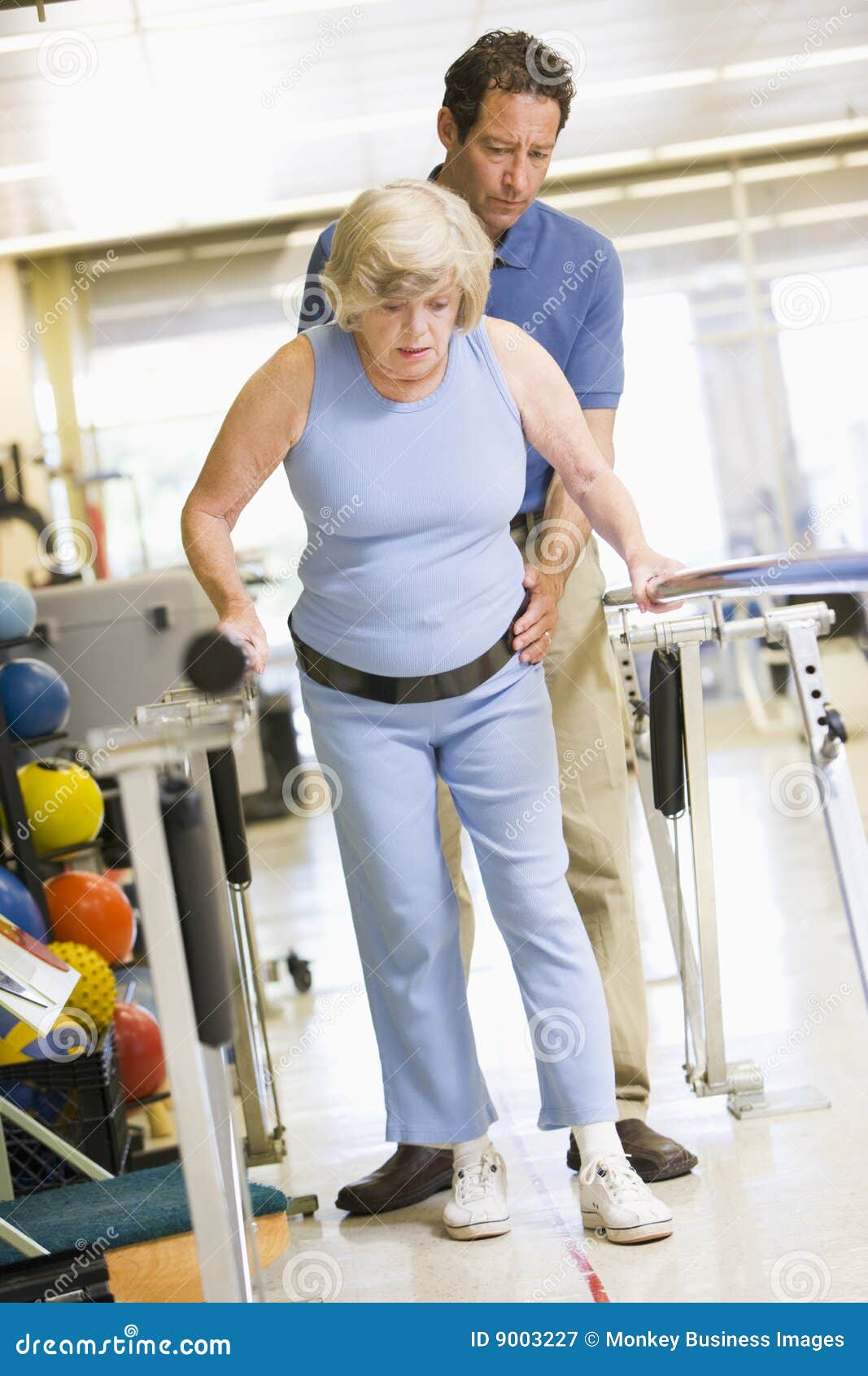 Physiotherapeut Mit Patienten in Der Rehabilitation Stockbild - Bild ...