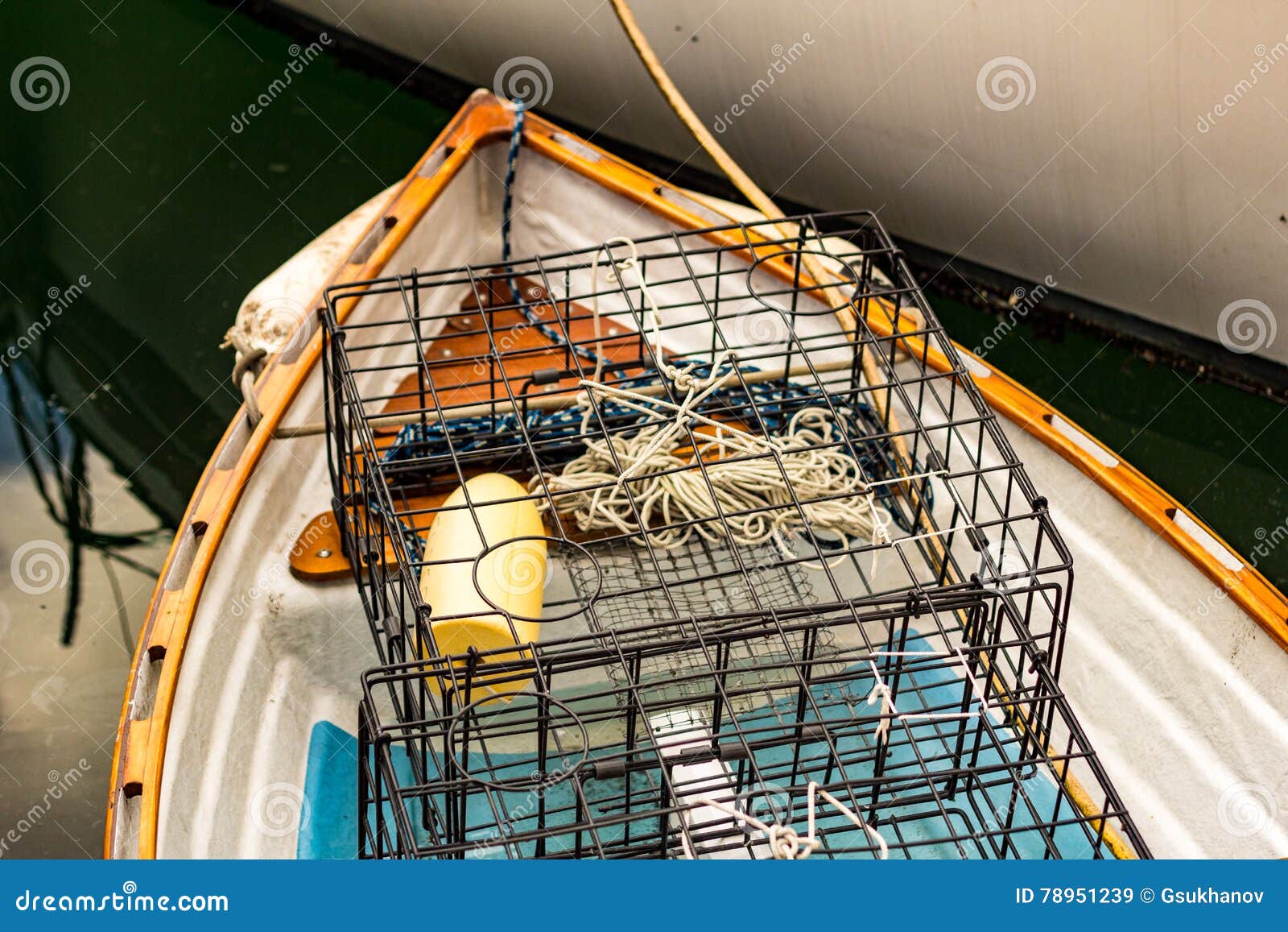 Piège De Crabe Et Un Bateau Image stock - Image of matériel, pêche ...
