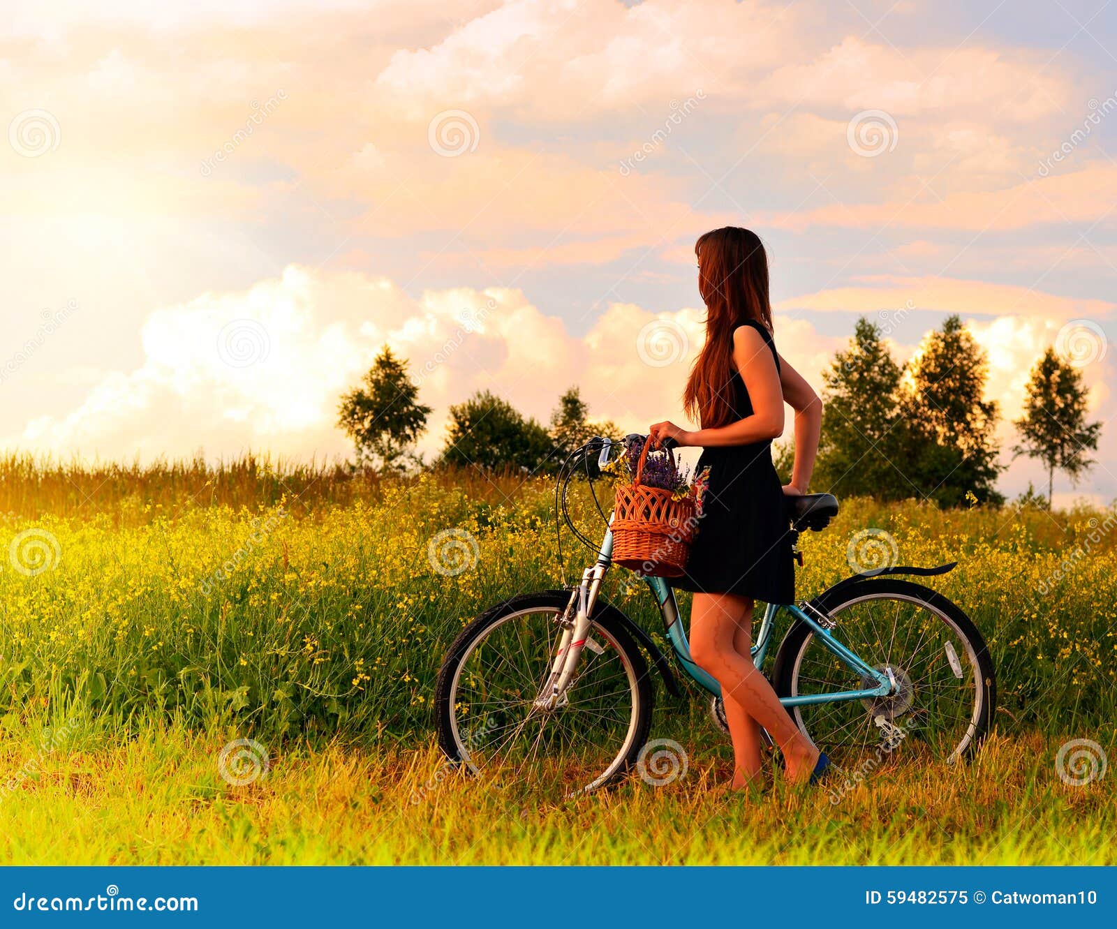 Piękna Dziewczyna Na Rowerze Obraz Stock - Obraz złożonej z kolarstwo ...