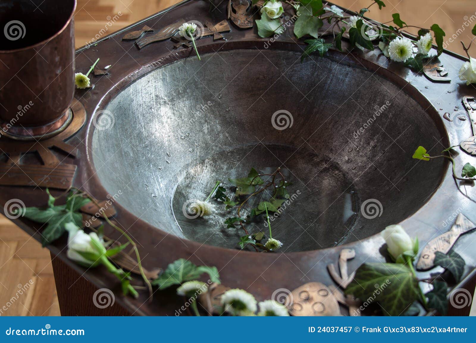 Pia batismal baptismal imagem de stock. Imagem de sacramento - 24037457