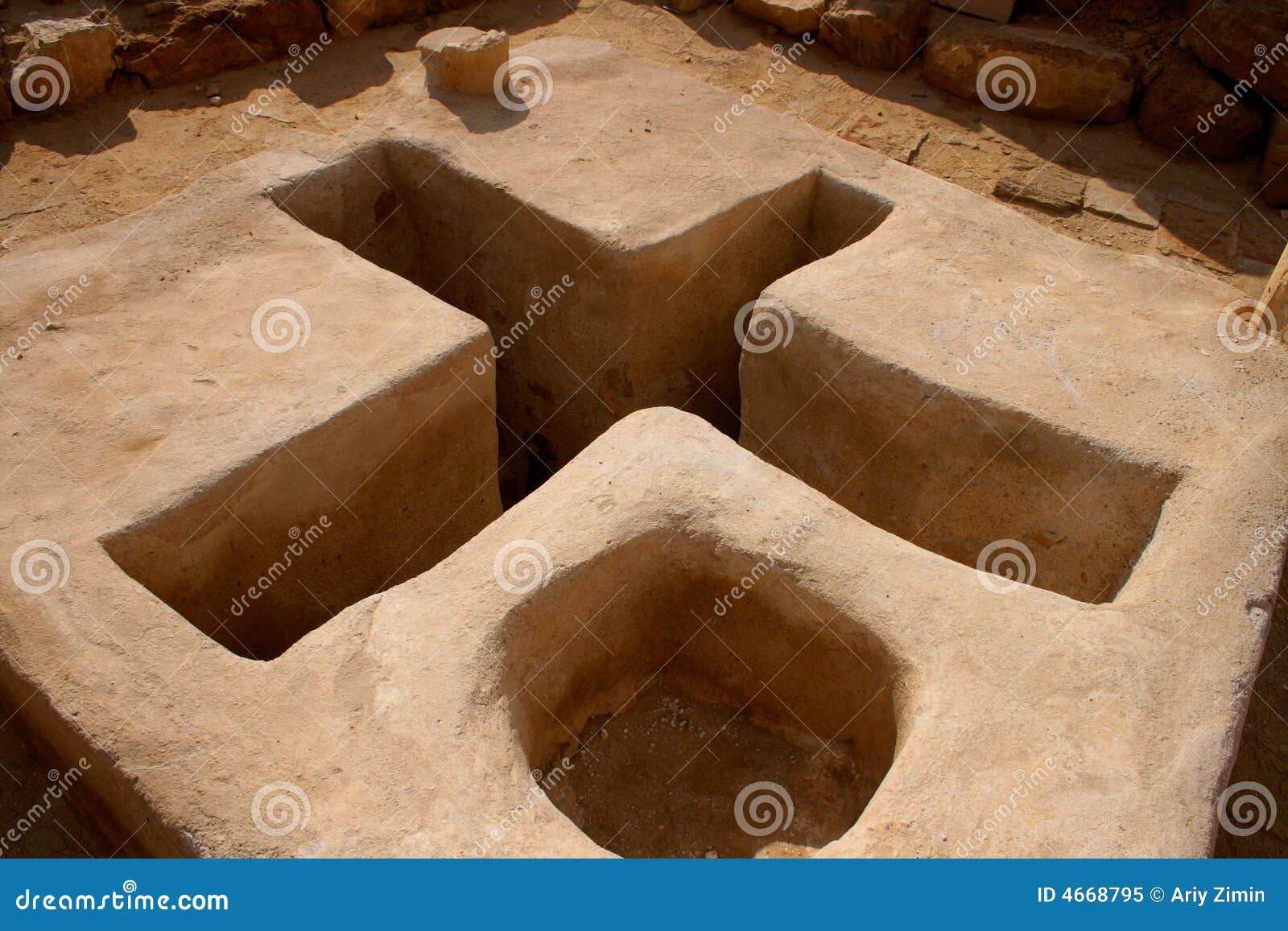 Pia batismal baptismal imagem de stock. Imagem de pecado - 4668795