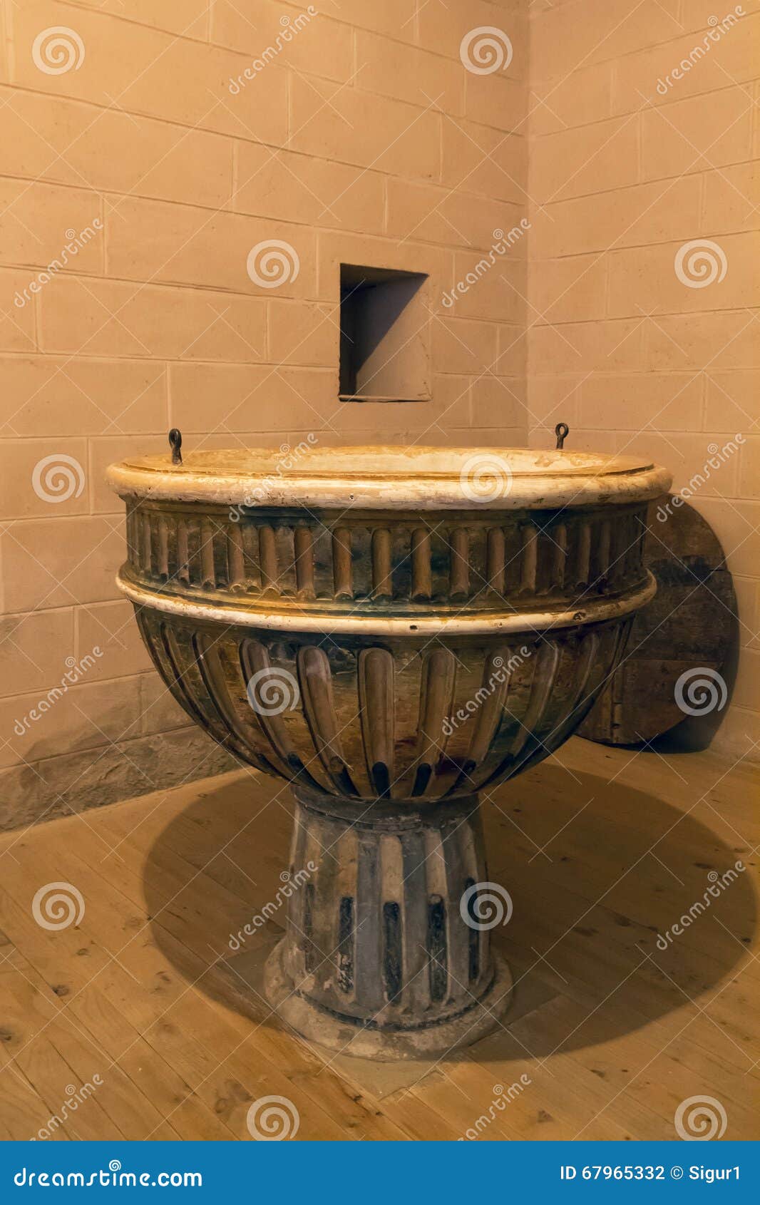 Pia Batismal Baptismal Antiga Foto de Stock - Imagem de igreja ...