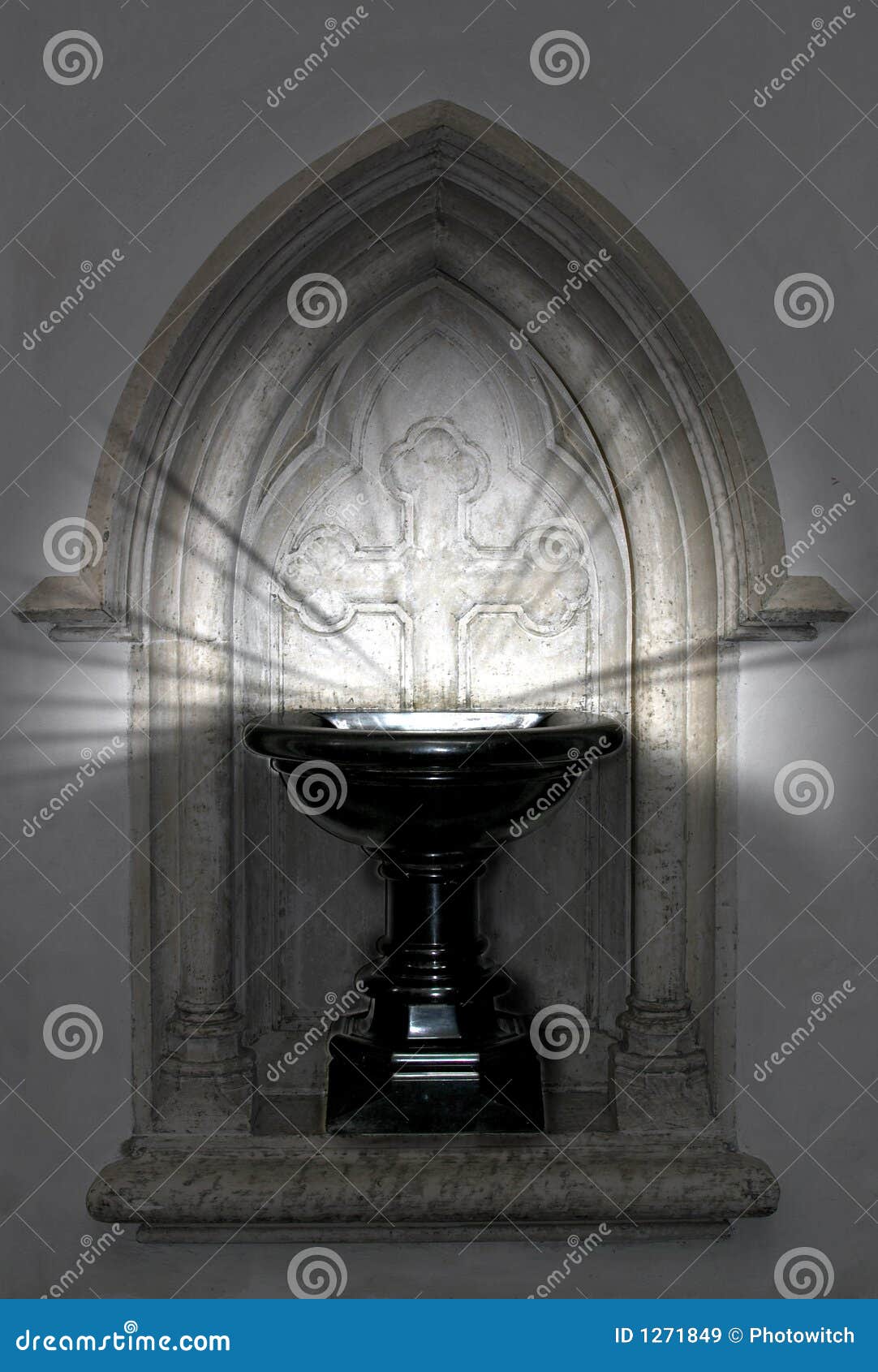 Pia batismal de brilho imagem de stock. Imagem de igreja - 1271849