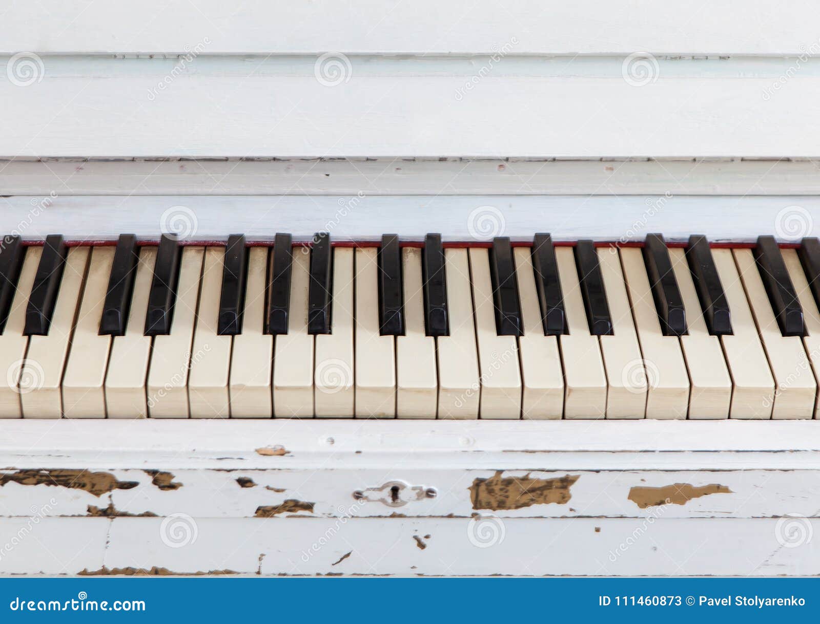 Piano blanco del vintage imagen de archivo. Imagen de detalle - 111460873