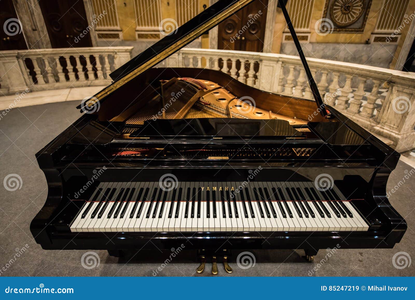 Piano de cola de Yamaha imagen de archivo editorial. Imagen de sitio ...