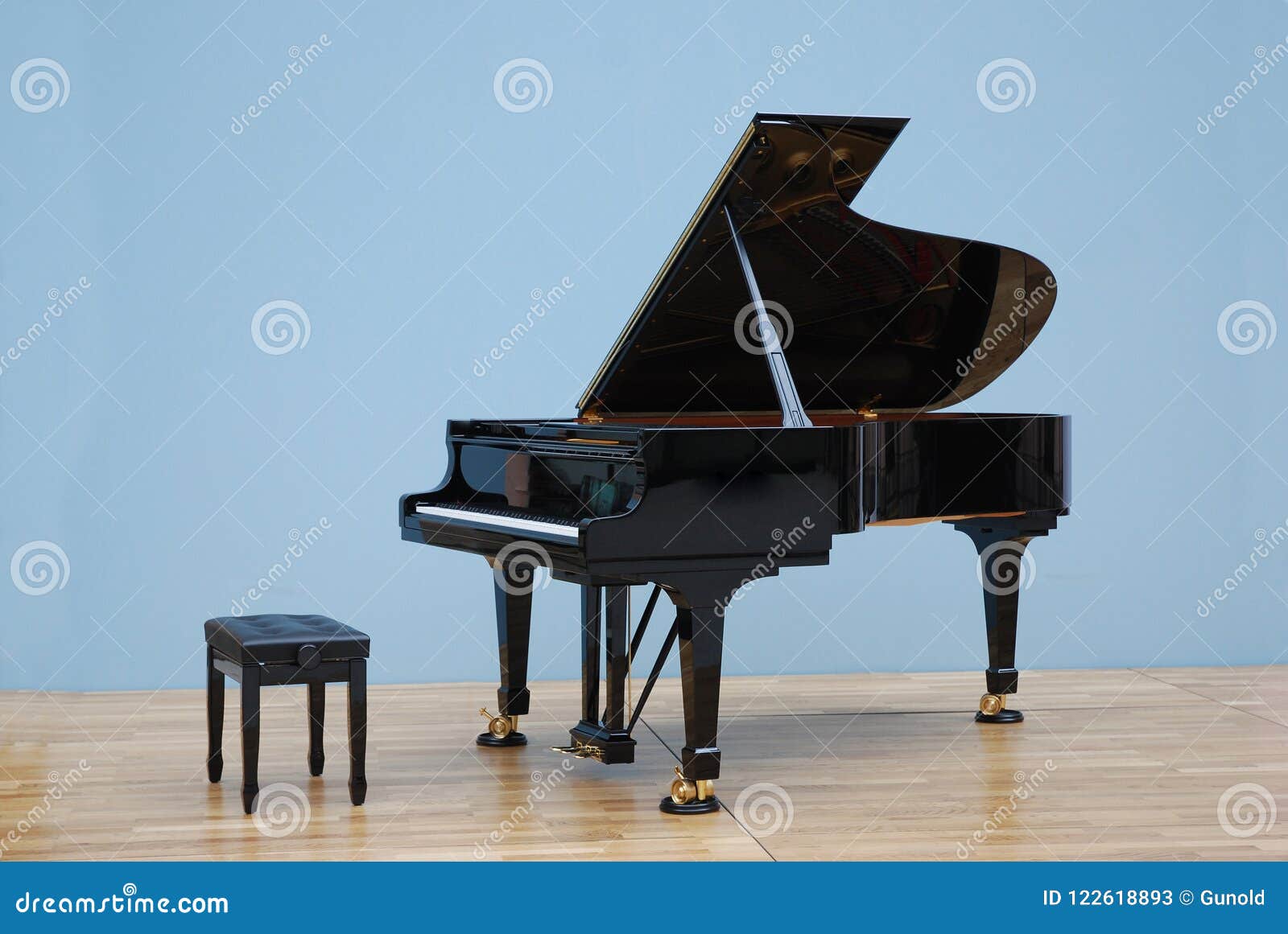 Piano De Cola En Sala De Conciertos Imagen de archivo - Imagen de ...