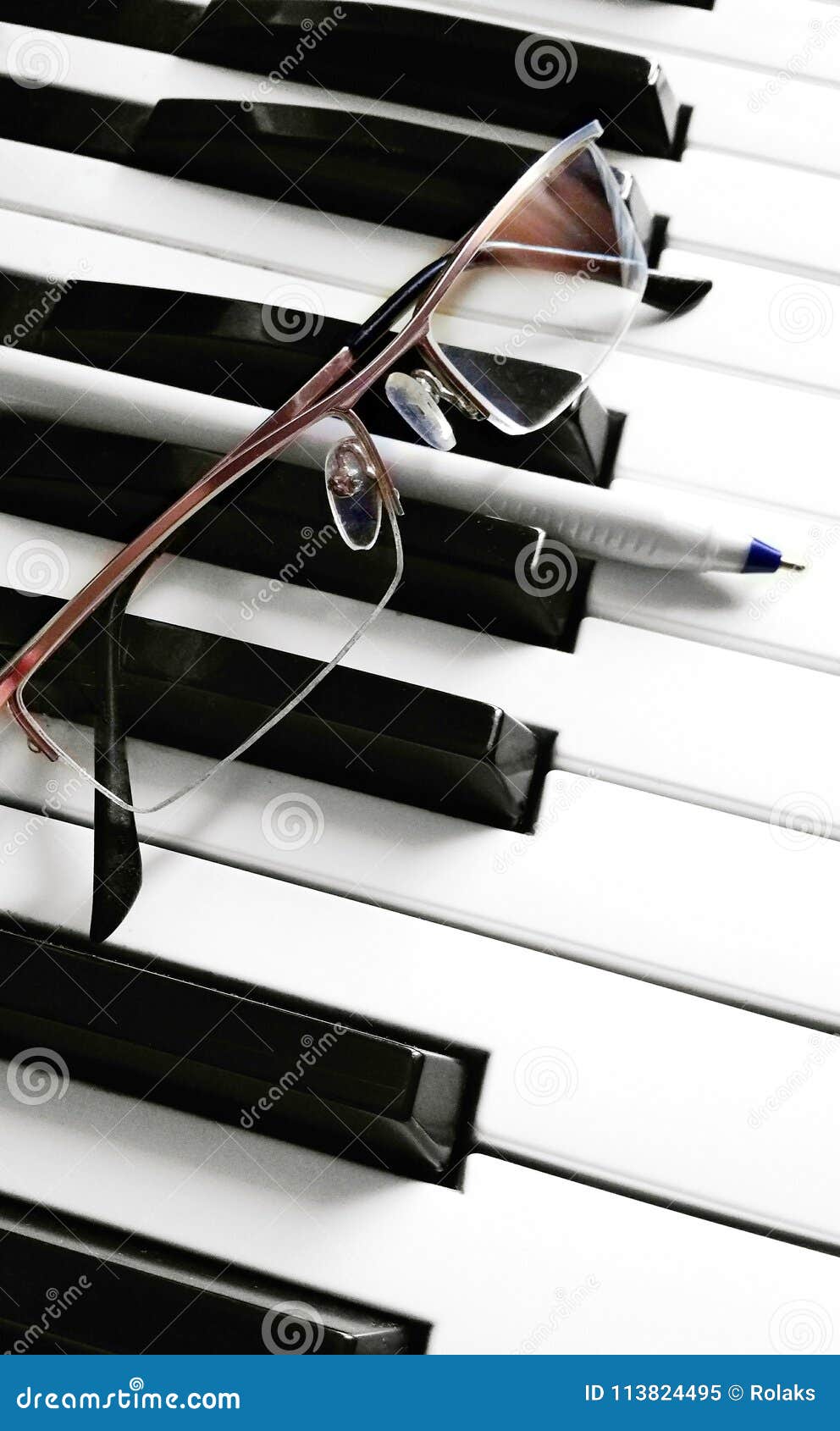 Piano and eyeglasses stock image. Image of music, audio - 113824495