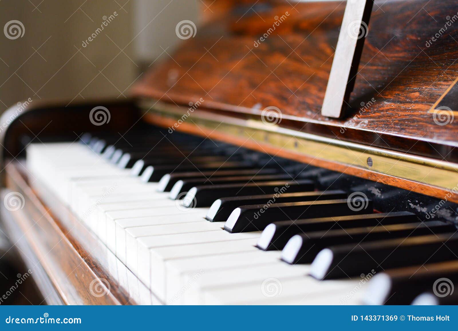 Piano Keyboard in a Modern Home Stock Image - Image of octave, musical ...