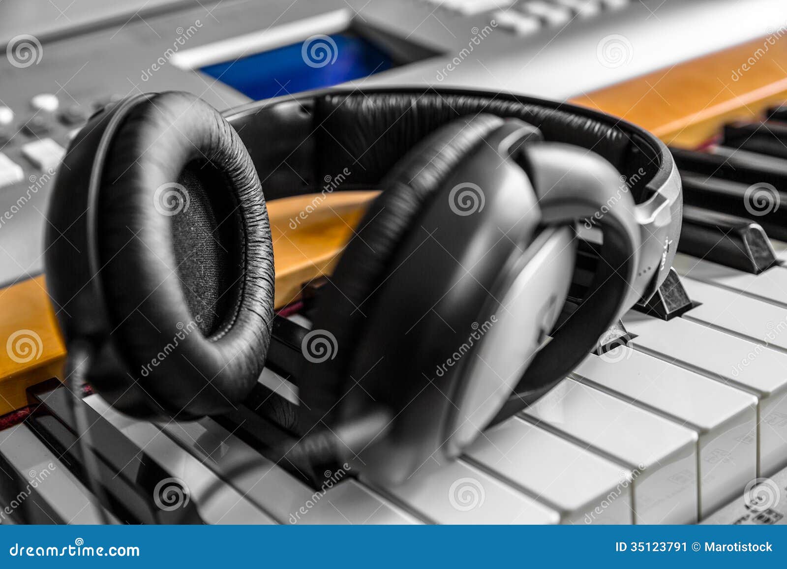 Piano Keyboard with Headphones Stock Image - Image of flat, instrument ...