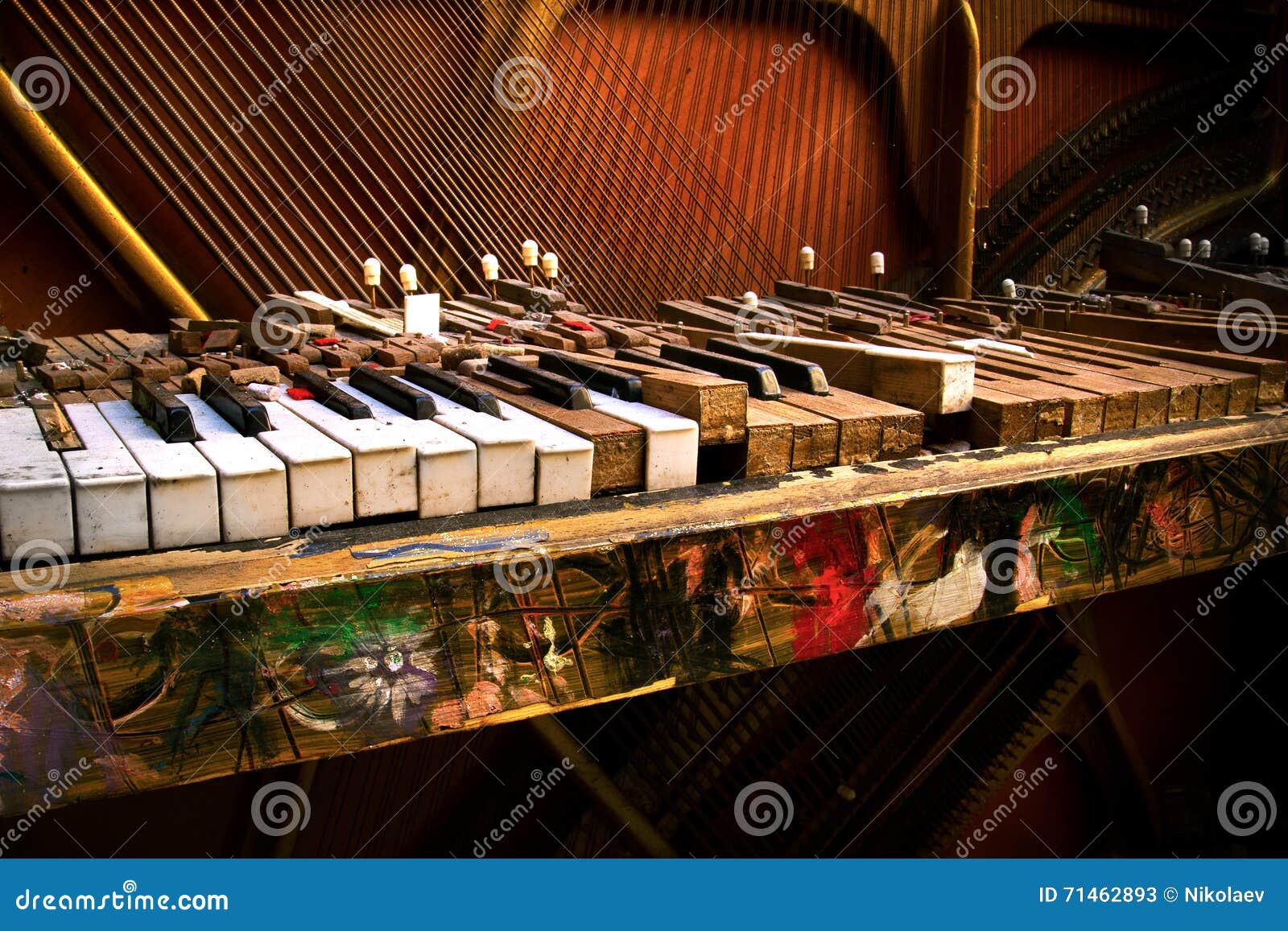 900 Piano Roto Viejo Fotos - Libres de Derechos y Gratuitas de Dreamstime