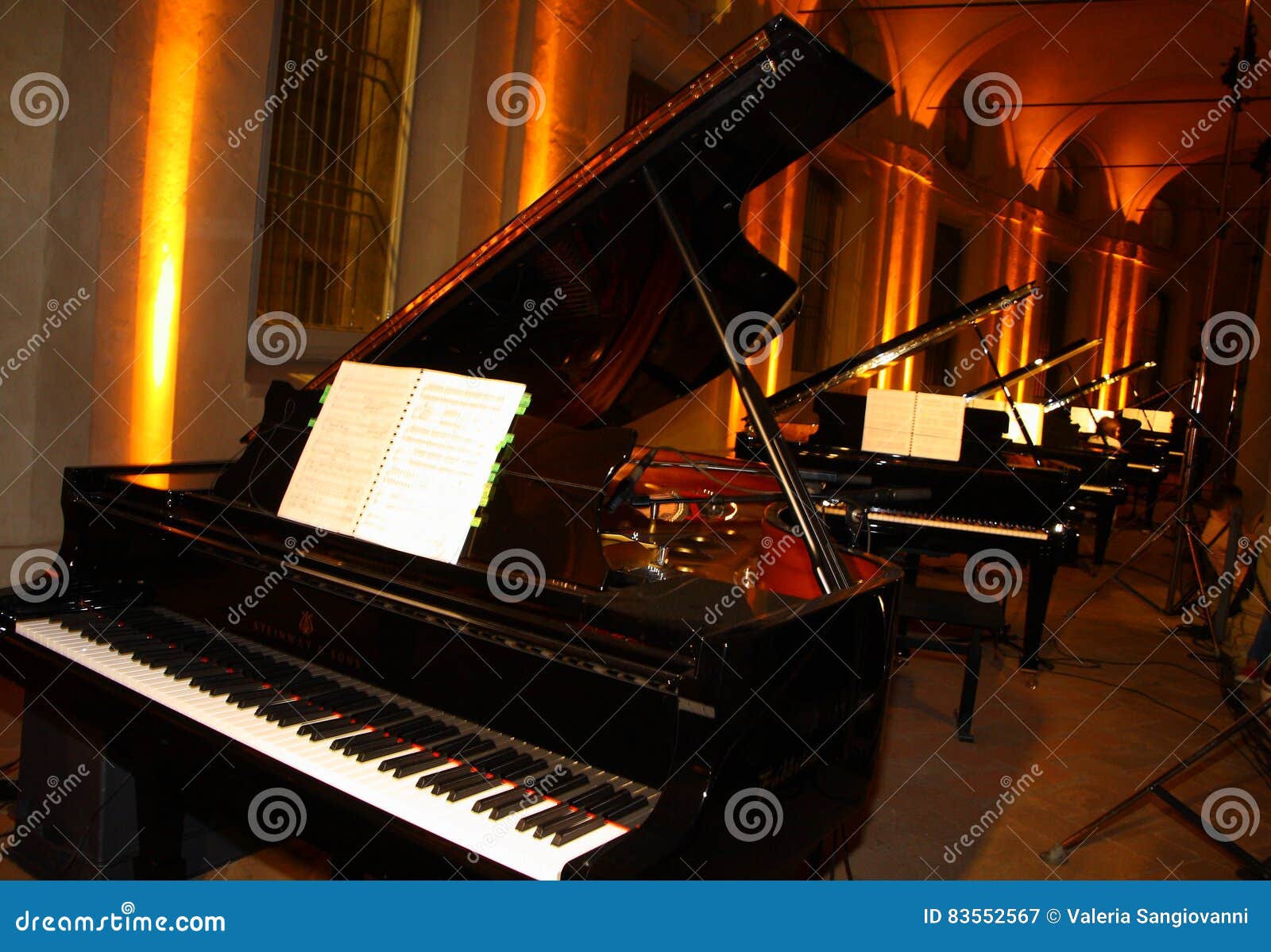 Pianos Fotos De Stock - Descarga 612 Fotos Libres de Derechos