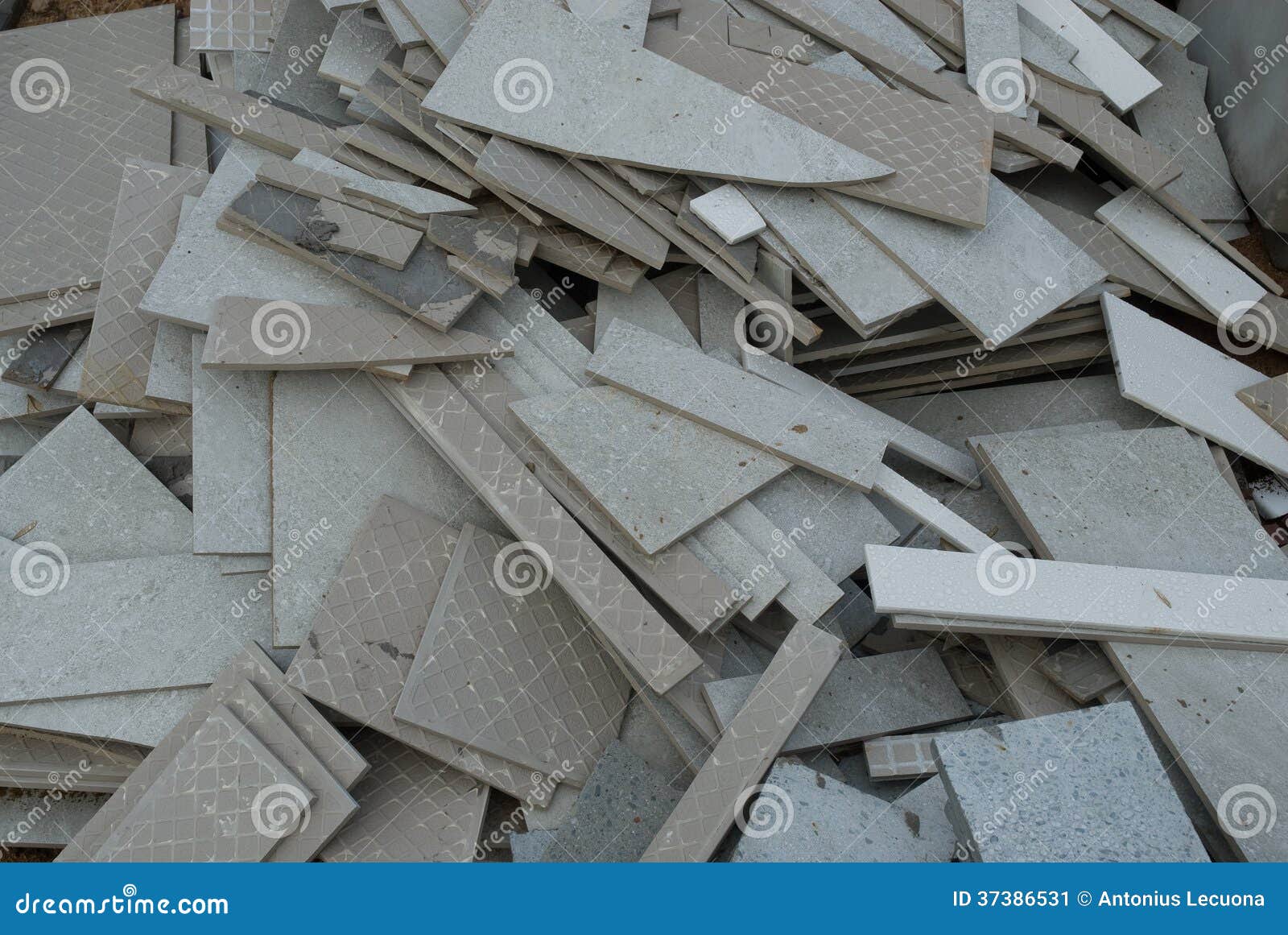 Piastrelle Di Ceramica Rotte Immagine Stock - Immagine di rotto, caos ...