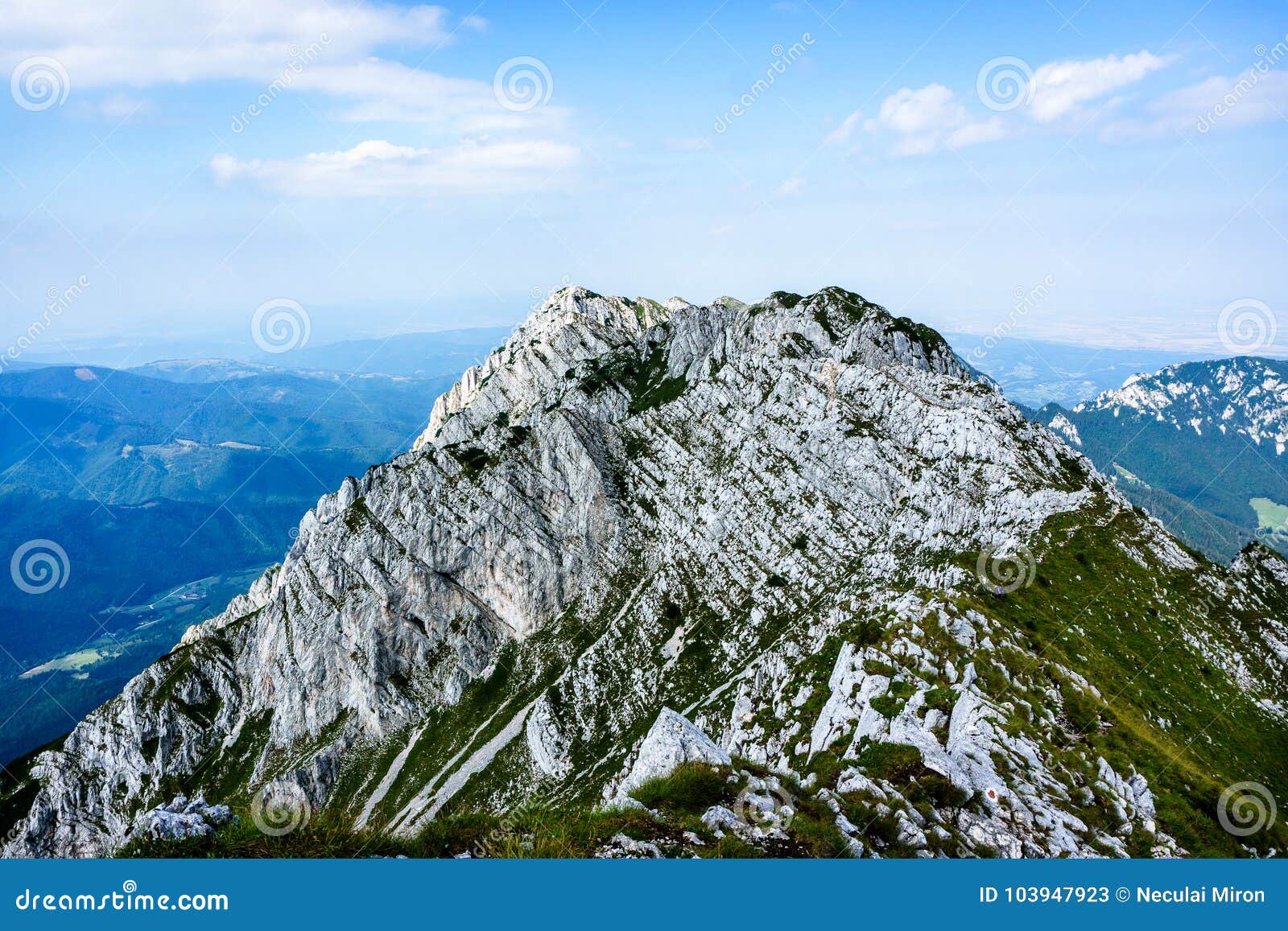 Piatra Craiului imagen de archivo. Imagen de cielo, verde - 103947923