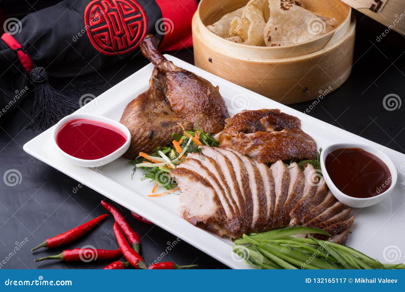 Piatto Cinese Dell'anatra Di Pechino Immagine Stock - Immagine di verde ...