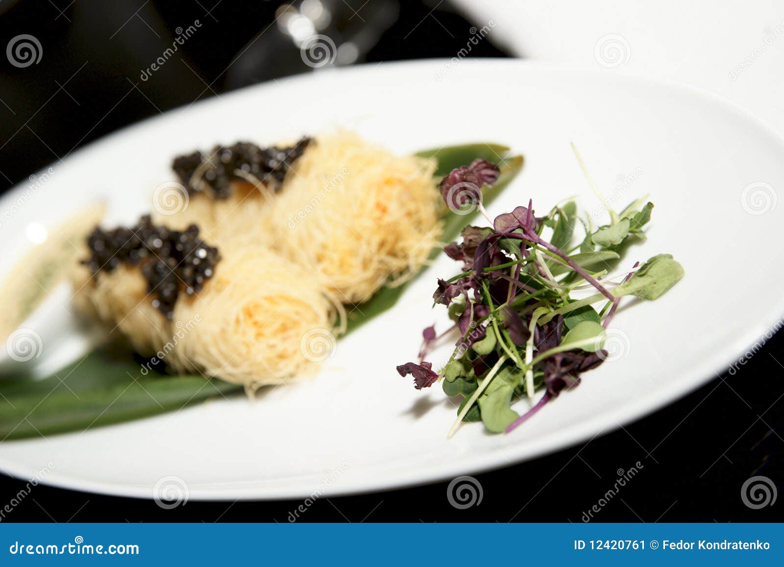 Piatto Costoso Con Il Caviale Nero Immagine Stock - Immagine di ...
