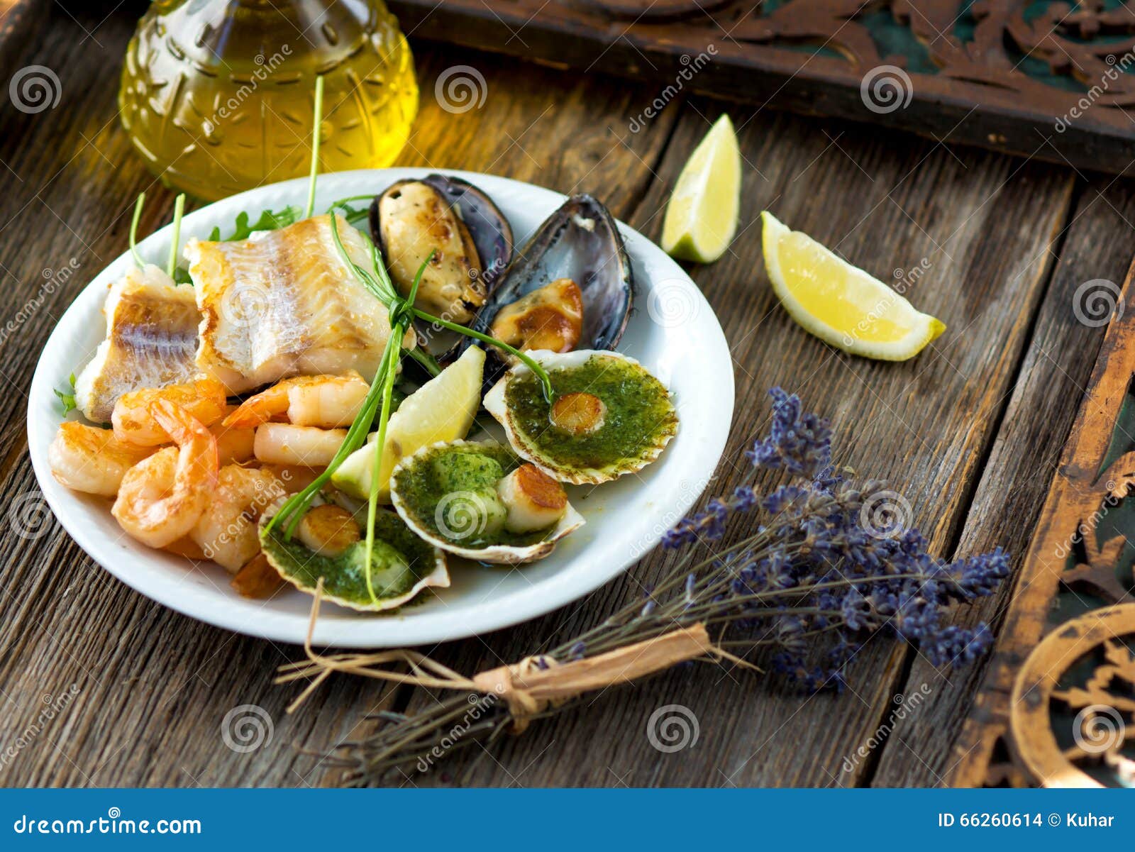 Piatto dei frutti di mare fotografia stock. Immagine di piatto - 66260614