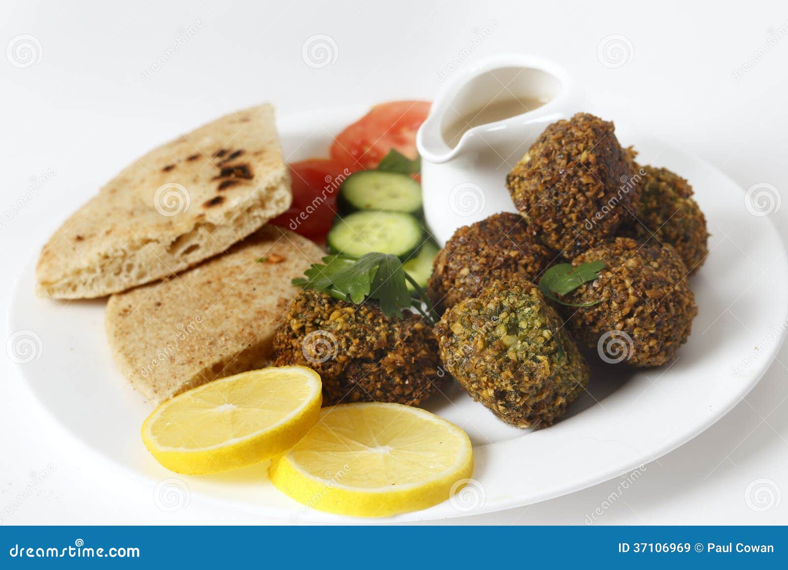 Piatto Del Falafel Con Breat Ed Insalata Immagine Stock - Immagine di ...