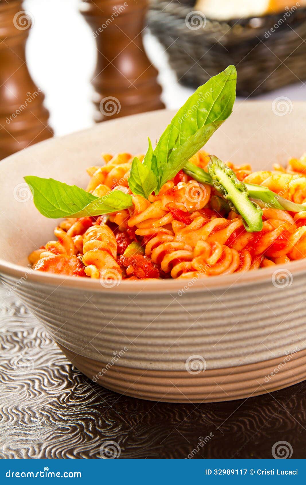 Piatto della pasta immagine stock. Immagine di inviare - 32989117