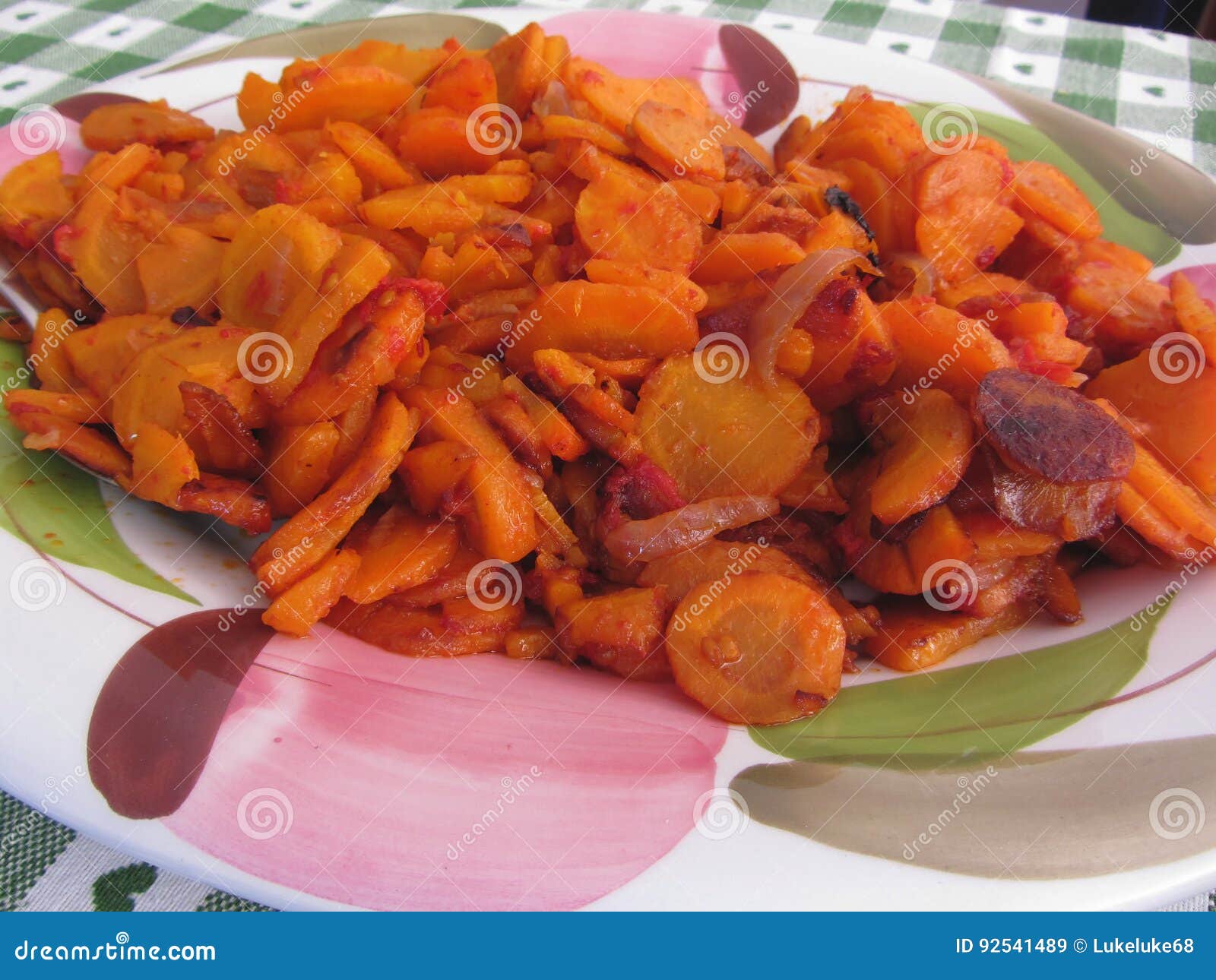 Piatto Delle Carote in Padella Immagine Stock - Immagine di pranzo ...