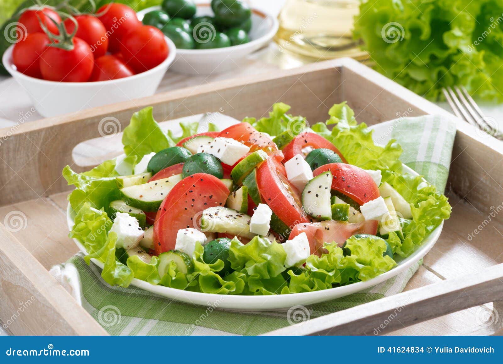 Piatto Di Insalata Verde Con Le Verdure Fotografia Stock - Immagine di ...