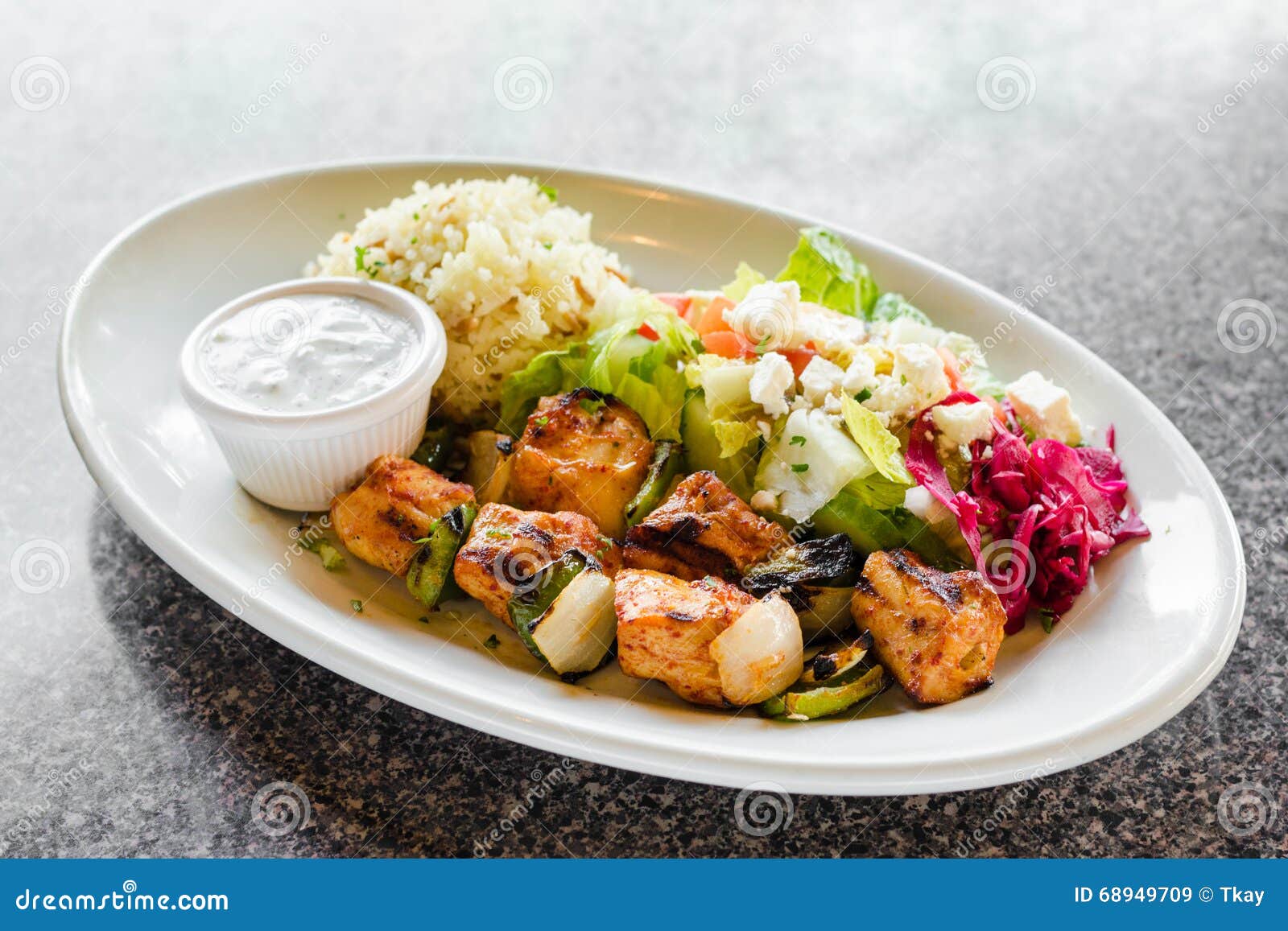 Piatto di kebab del pollo immagine stock. Immagine di preparazione ...