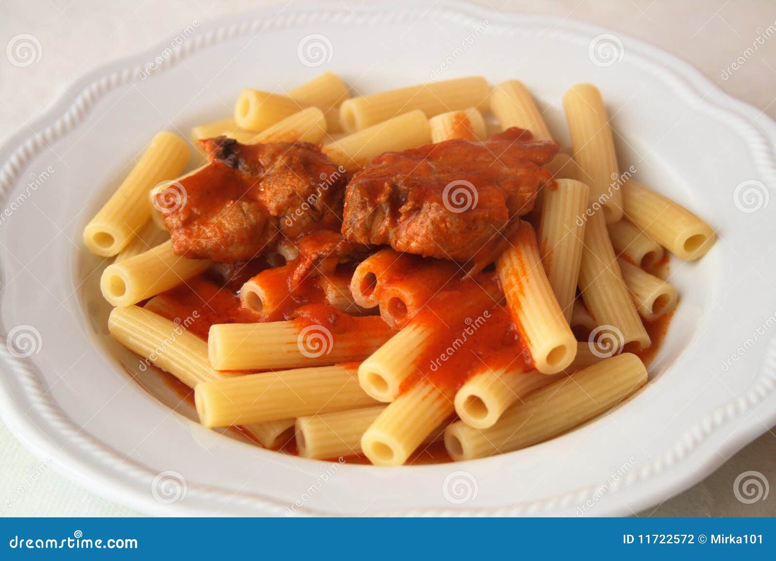 Piatto Italiano Tipico - Pasta Con Il Pomodoro Fotografia Stock ...