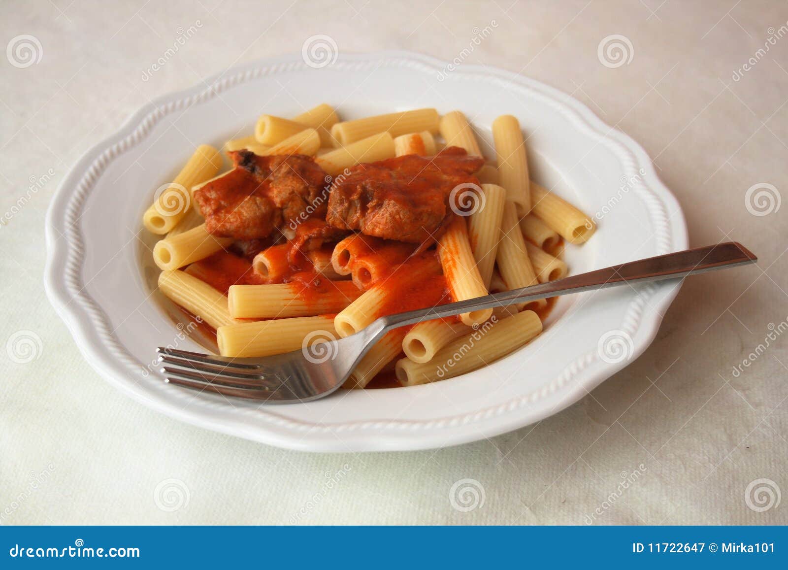 Piatto Italiano Tipico - Pasta Con Il Pomodoro Immagine Stock ...