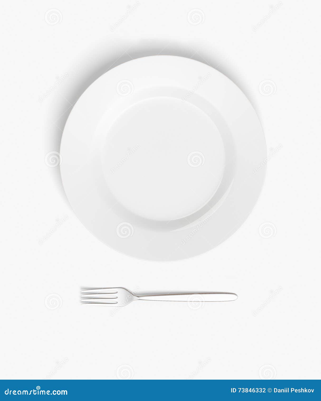 Piatto Vuoto Sulla Tavola Bianca Illustrazione di Stock - Illustrazione ...