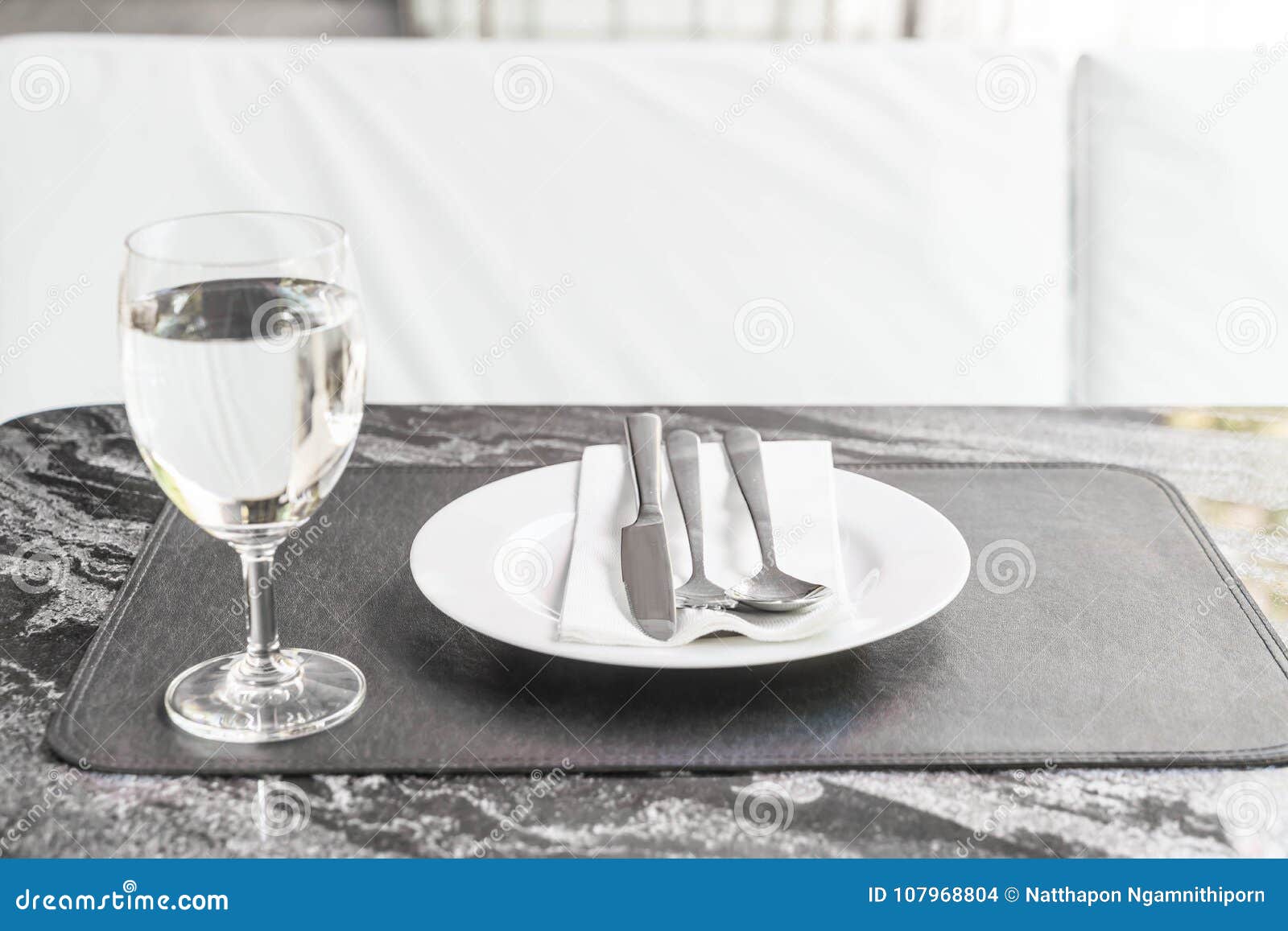 Piatto Vuoto Sulla Tavola Dinning Fotografia Stock - Immagine di ...