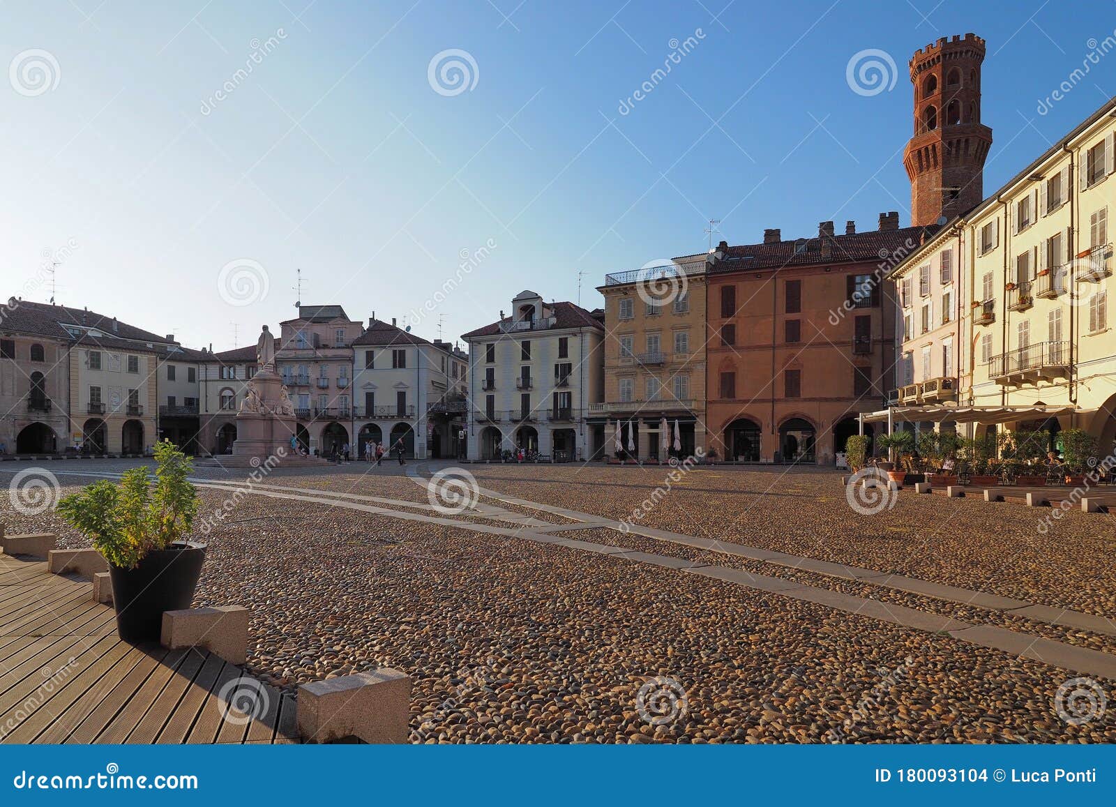 Piazza Cavour a Vercelli fotografia stock. Immagine di facciata - 180093104