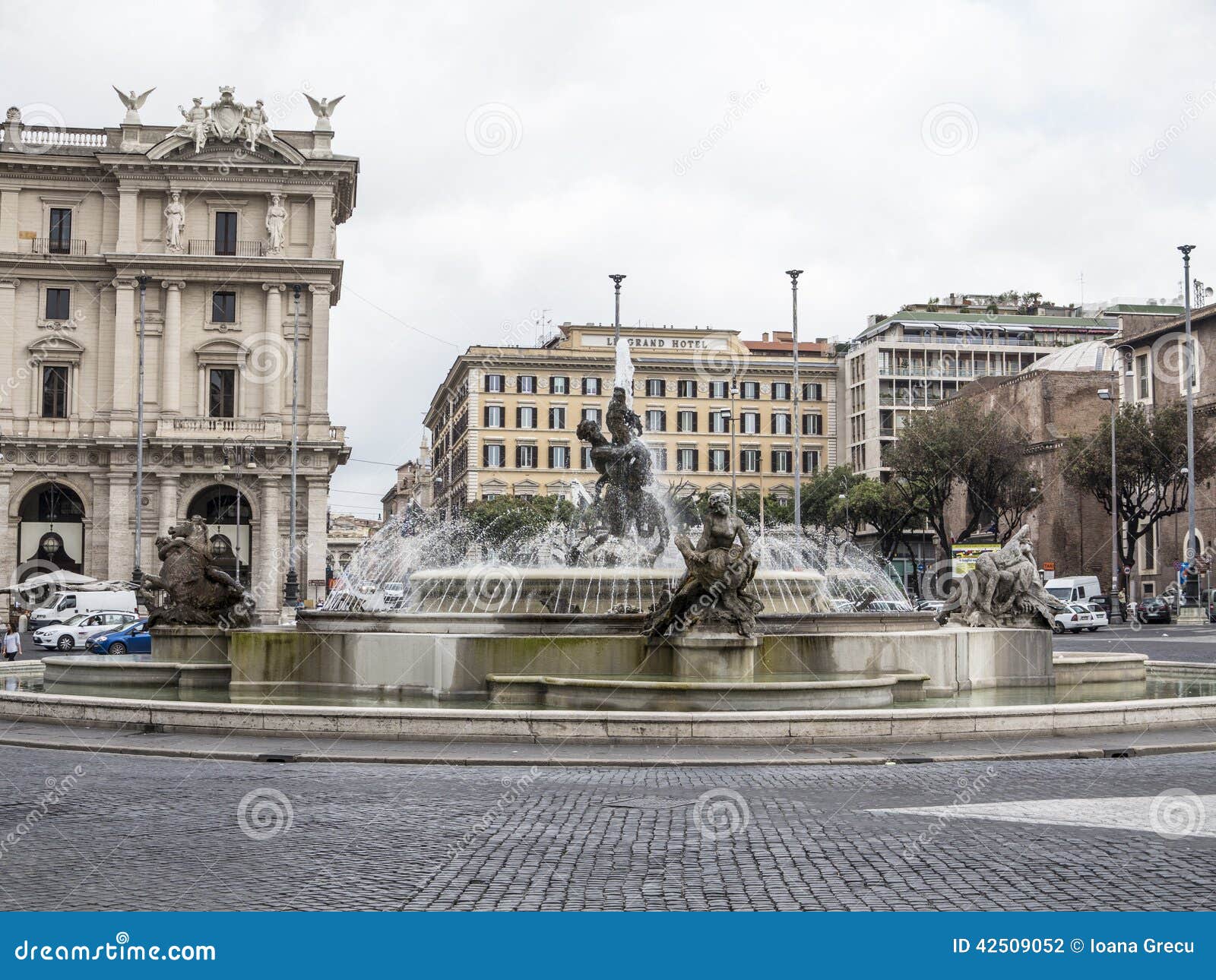 Piazza Della Republica, Rome Editorial Photography - Image of street ...