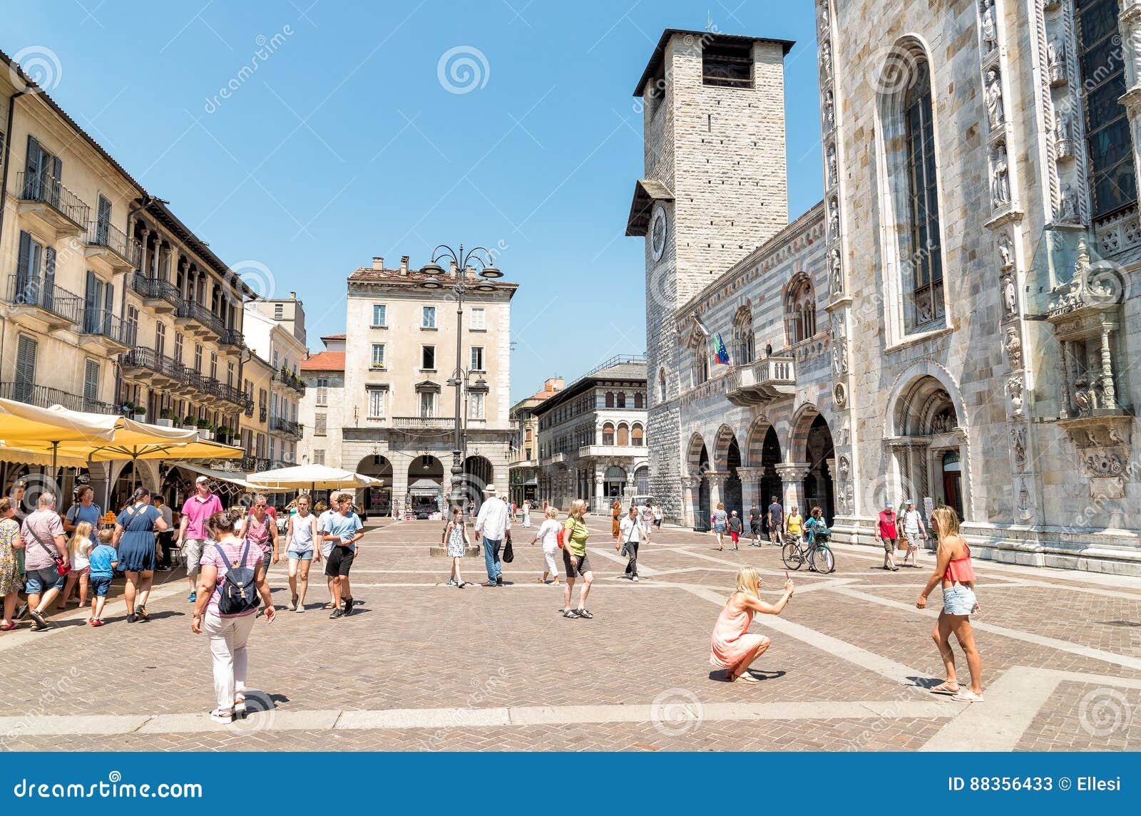 Piazza Duomo Nel Centro Storico Di Como, Italia Fotografia Stock ...