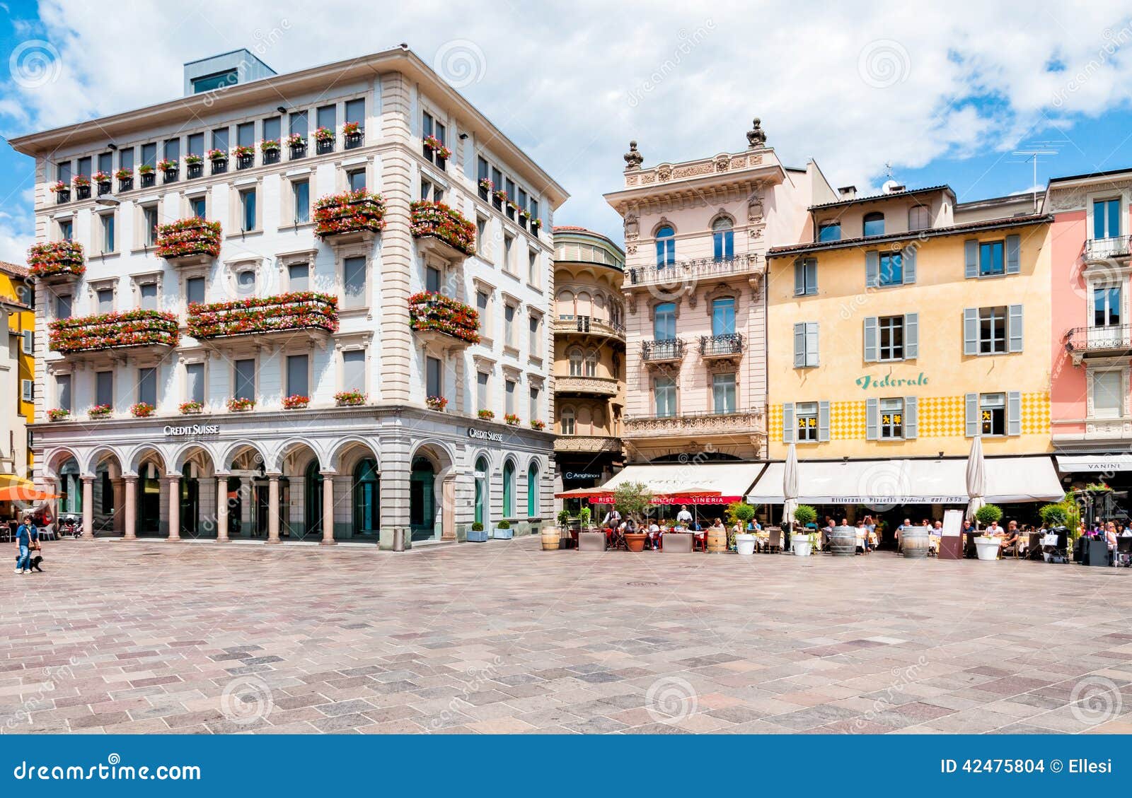 Piazza Riforma di Lugano immagine stock editoriale. Immagine di verde ...
