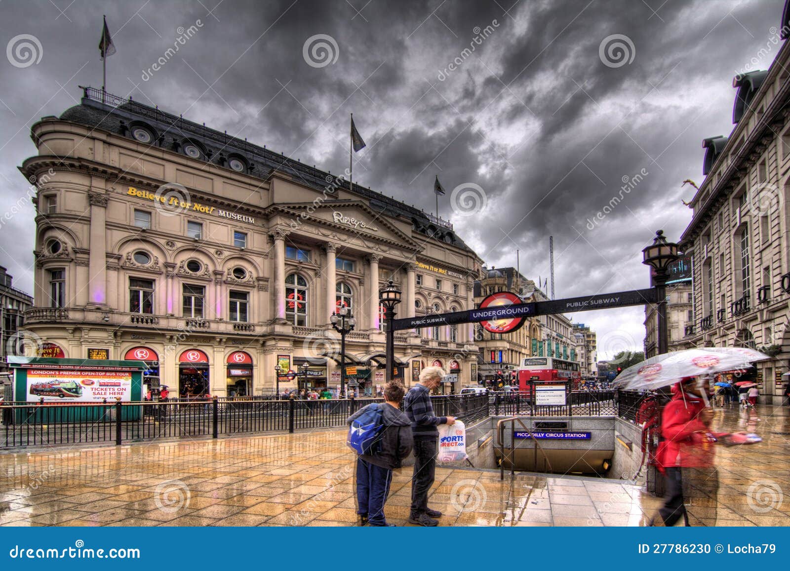Picadilly Circus editorial image. Image of english, advertisement ...