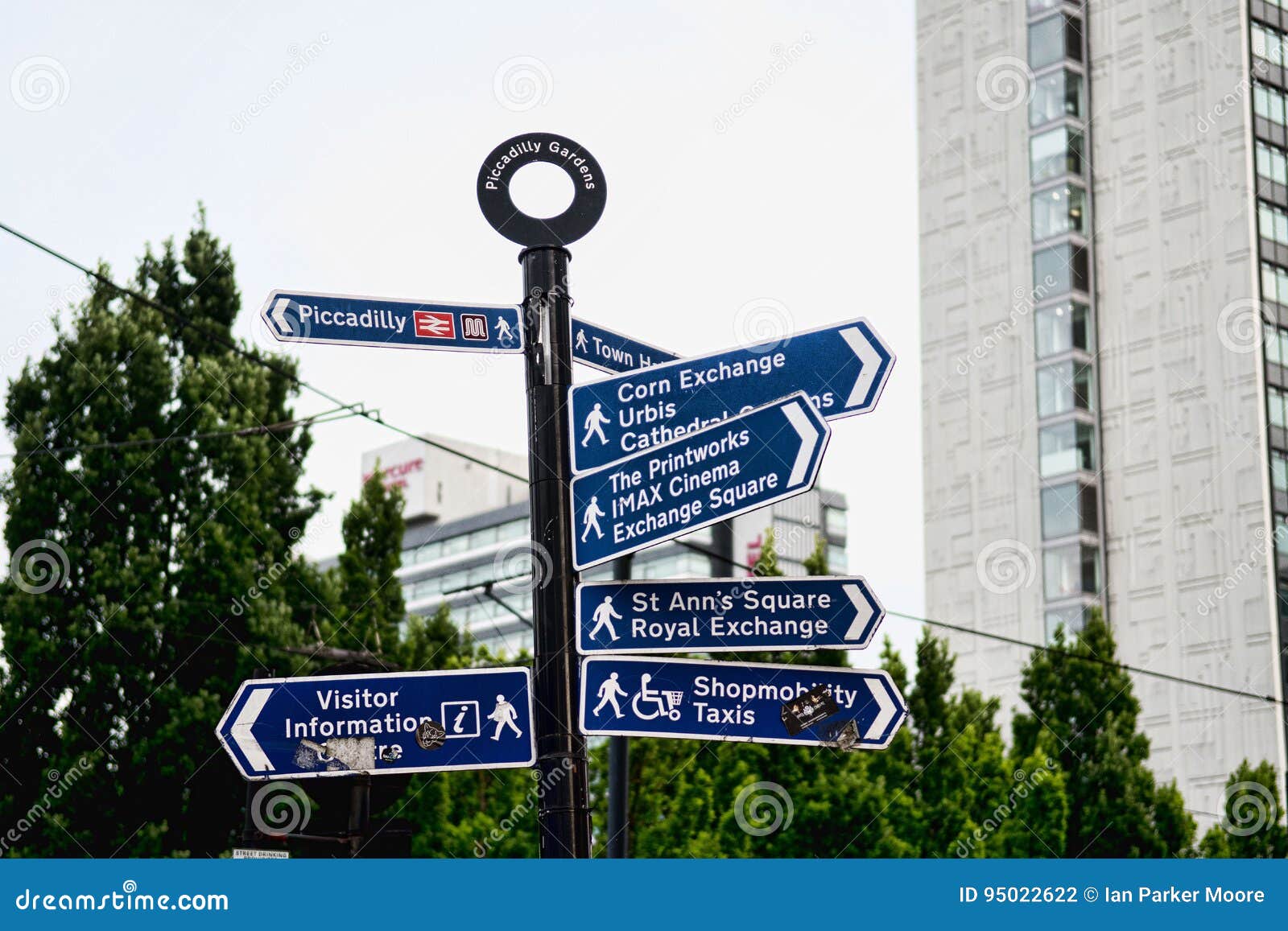 Piccadilly Signpost editorial photography. Image of indications - 95022622