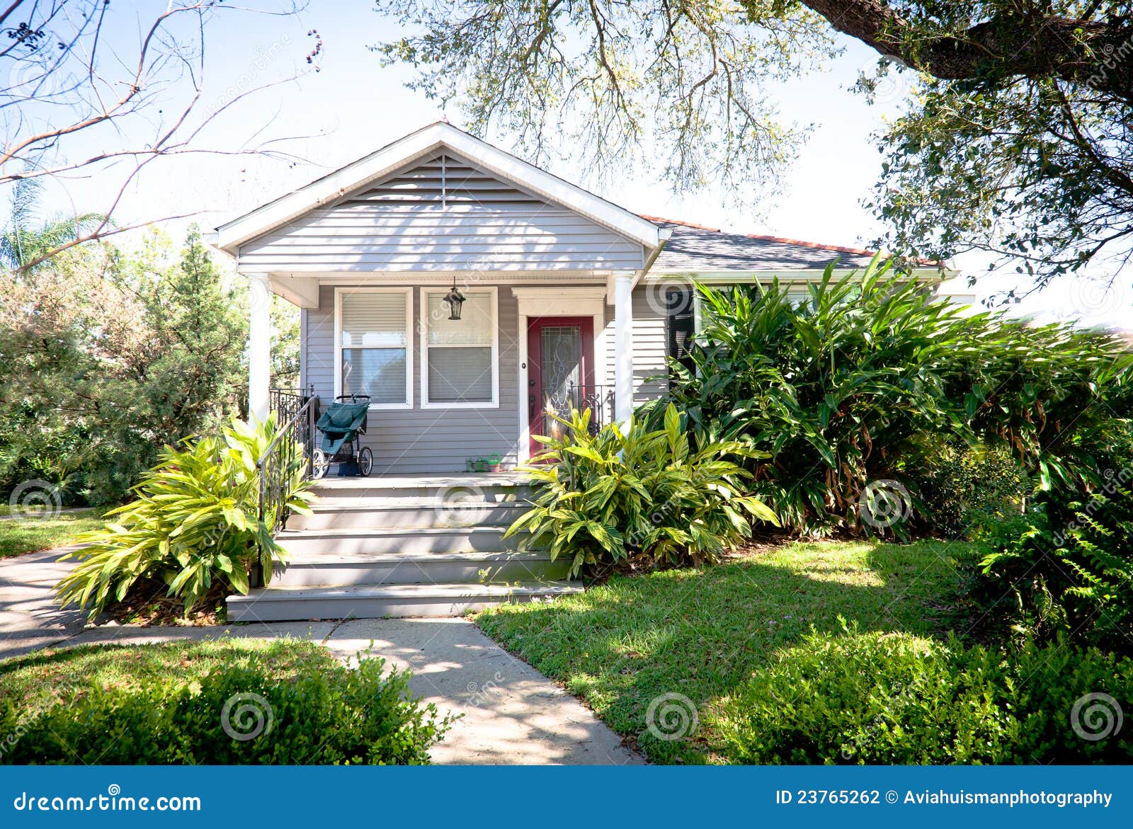 Piccola Casa Del Cottage Con Il Giardino Fotografia Stock - Immagine di ...