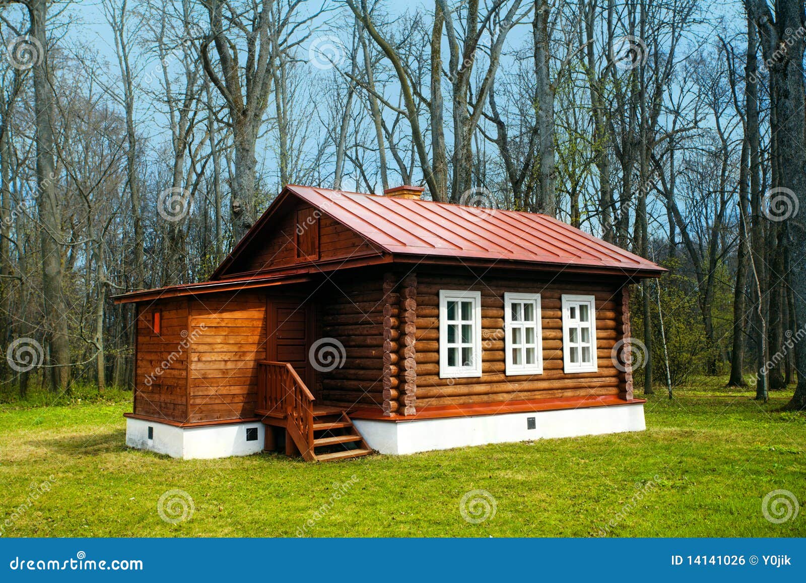 Piccola casa di legno fotografia stock. Immagine di cielo - 14141026