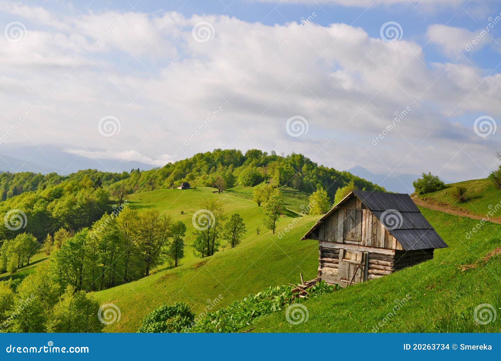 Piccola Casa Su Un Pendio Di Collina Fotografia Stock - Immagine di ...