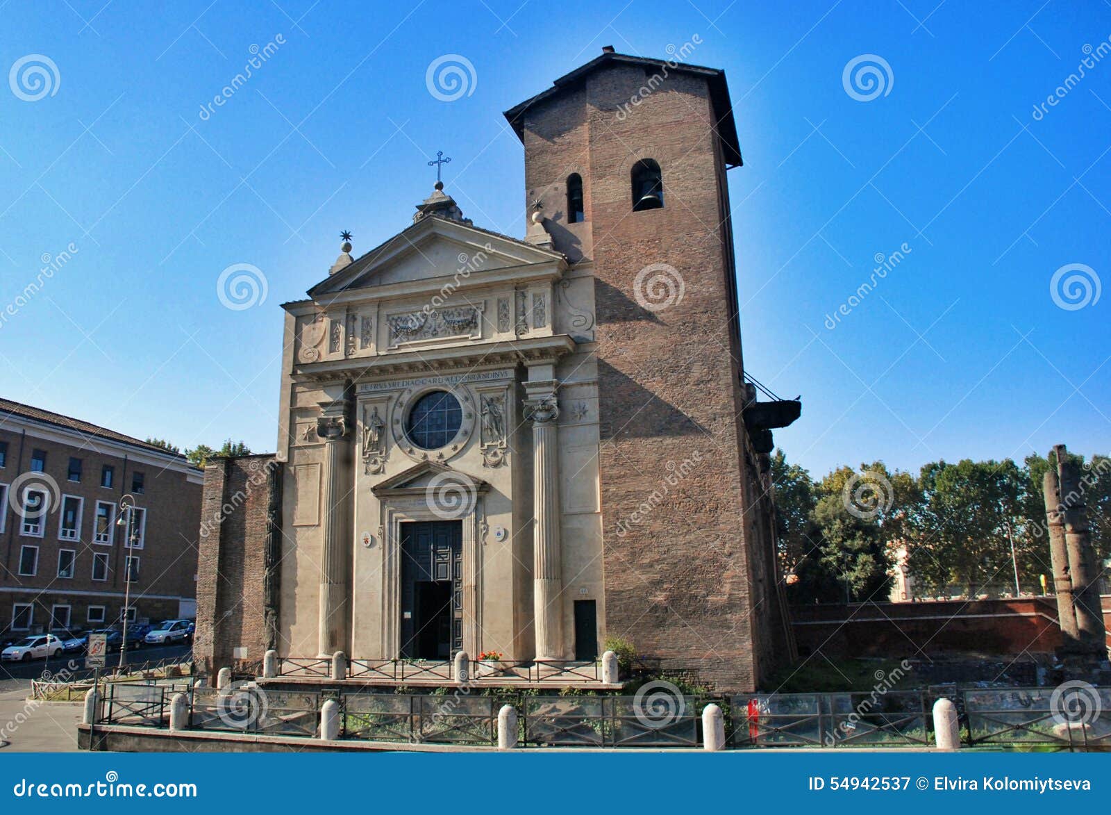 Piccola Chiesa Con Un Campanile a Roma Immagine Stock - Immagine di ...