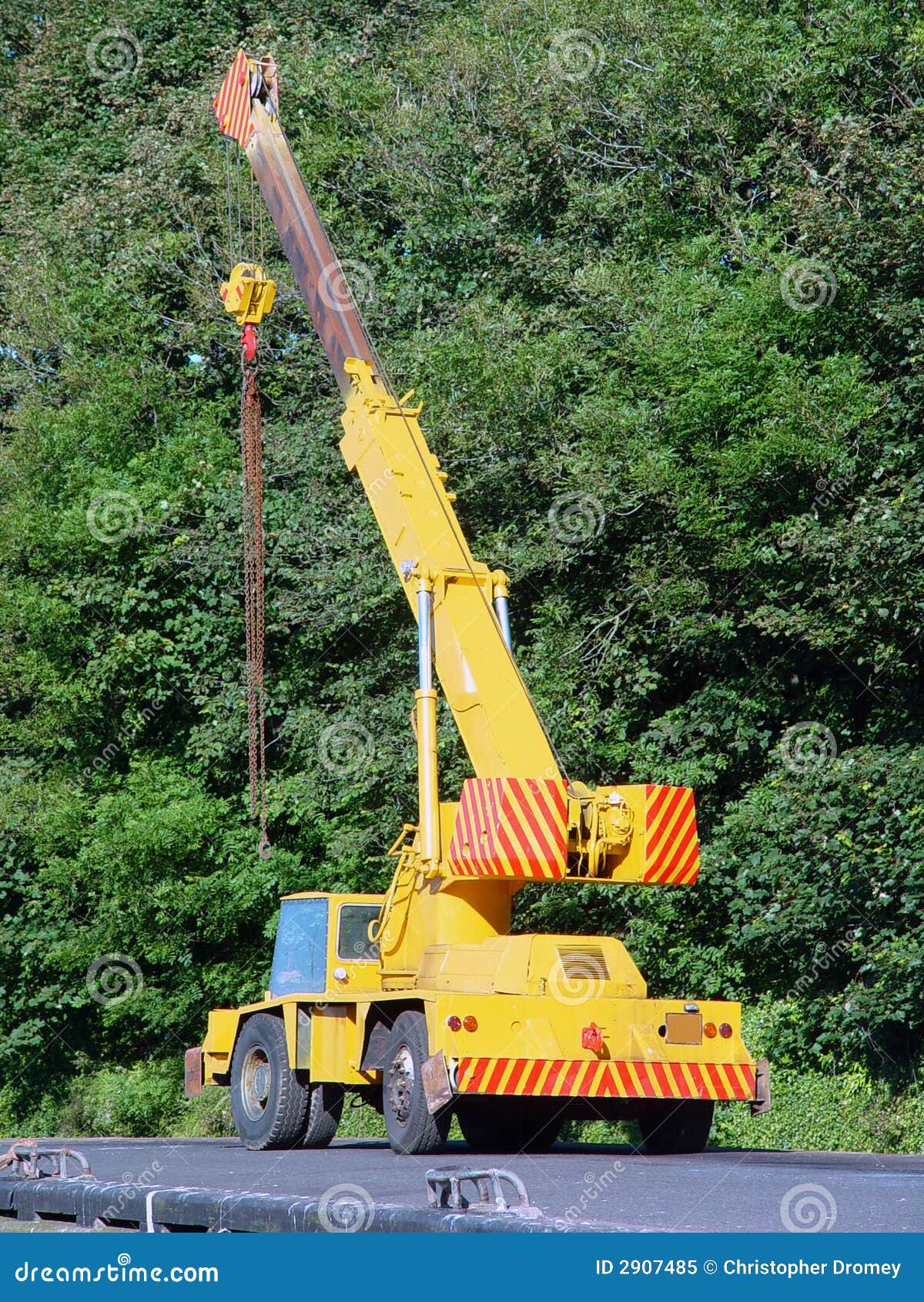 Piccola gru mobile immagine stock. Immagine di bande, camion - 2907485